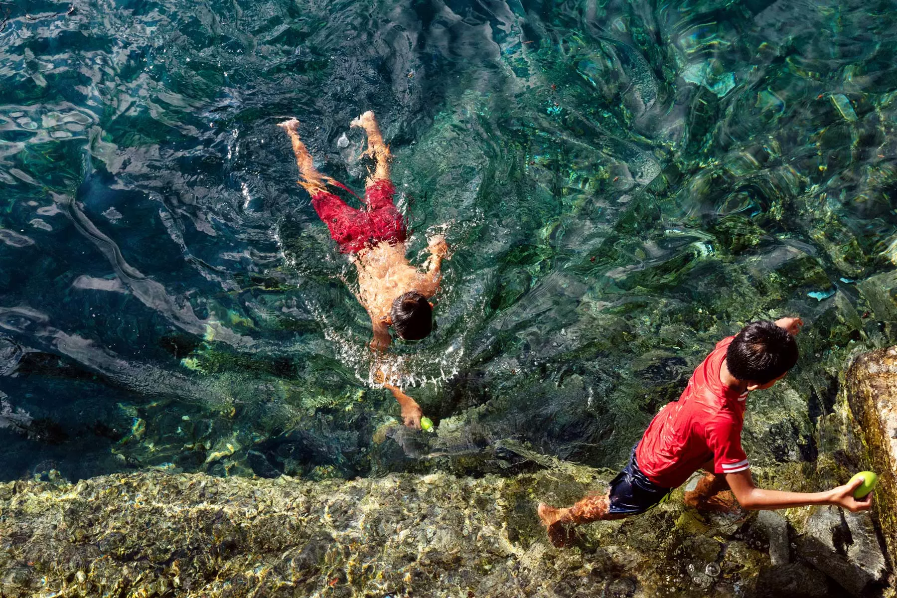 Dous nenos nadando na costa de Banda Neira, Indonesia