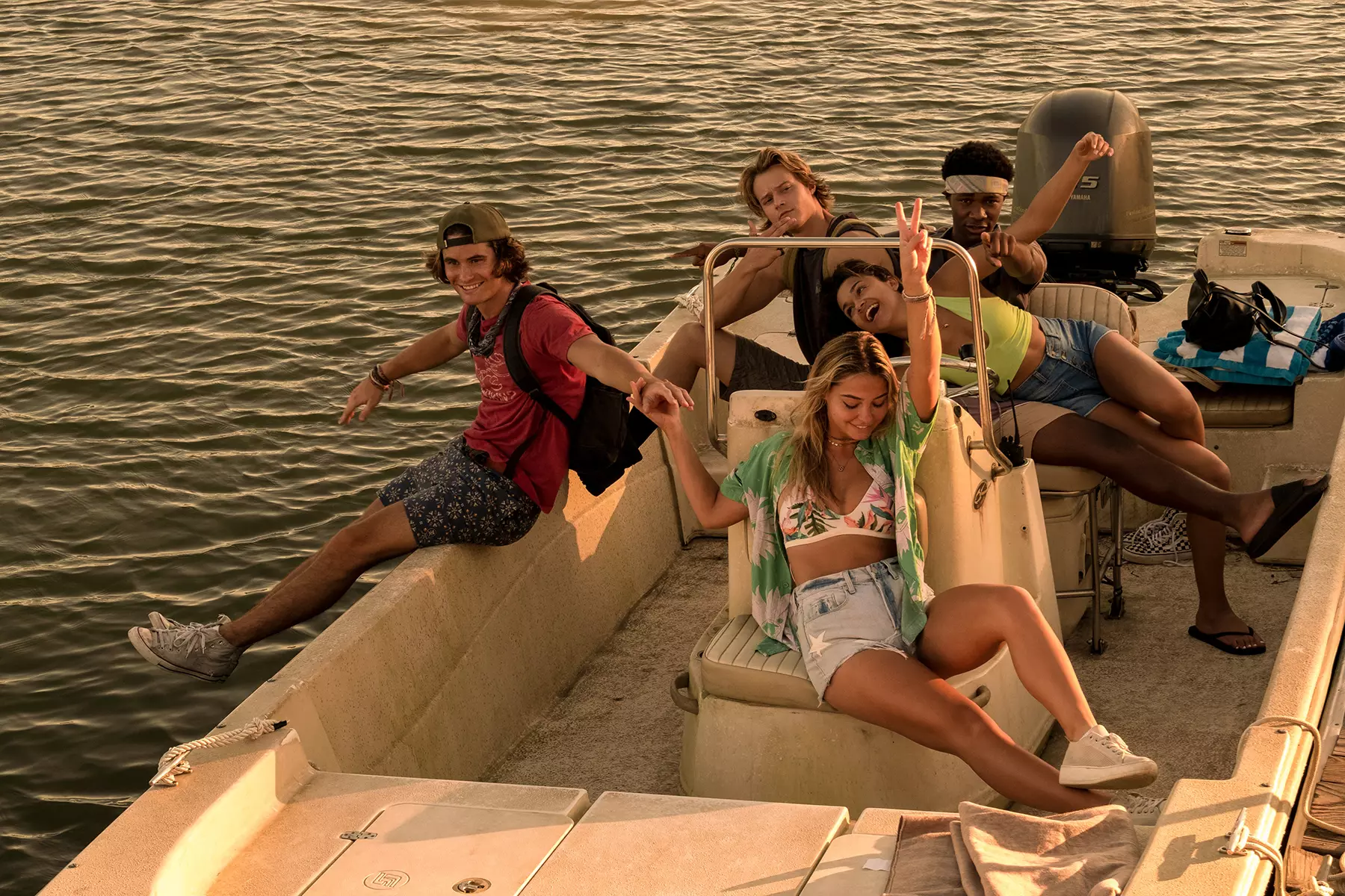 Outer Banks (L to R) Chase Stokes As John B, Rudy Pankow As Jj, Madelyn Cline As Sarah Cameron, Madison Bailey As Kiara en Jonathan Daviss As Pope yn ôflevering 204 fan Outer Banks