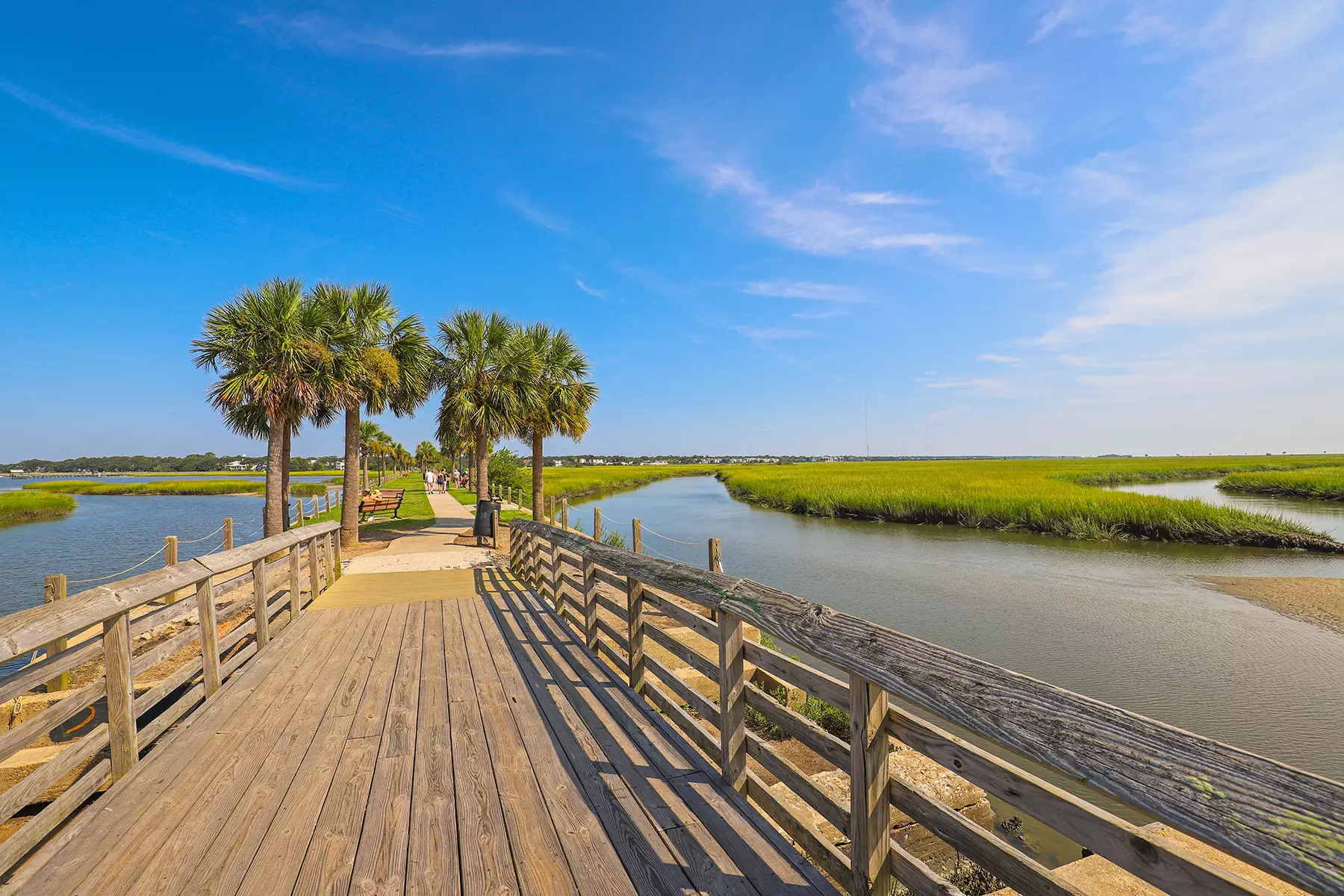 Pitt Street Causeway ob močvirju, kamor se domačini sprehajajo v Mt. Pleasant, SC.