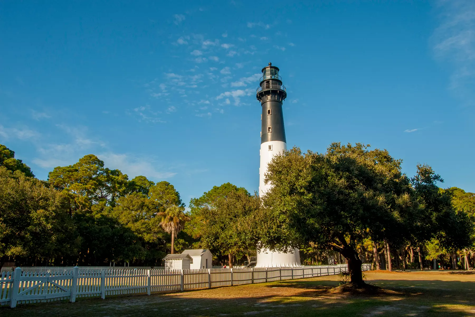 Hunting Island Lighthouse, ki sitiye nan Hunting Island State Park sou Hunting Island toupre Beaufort, South Carolina, USA.