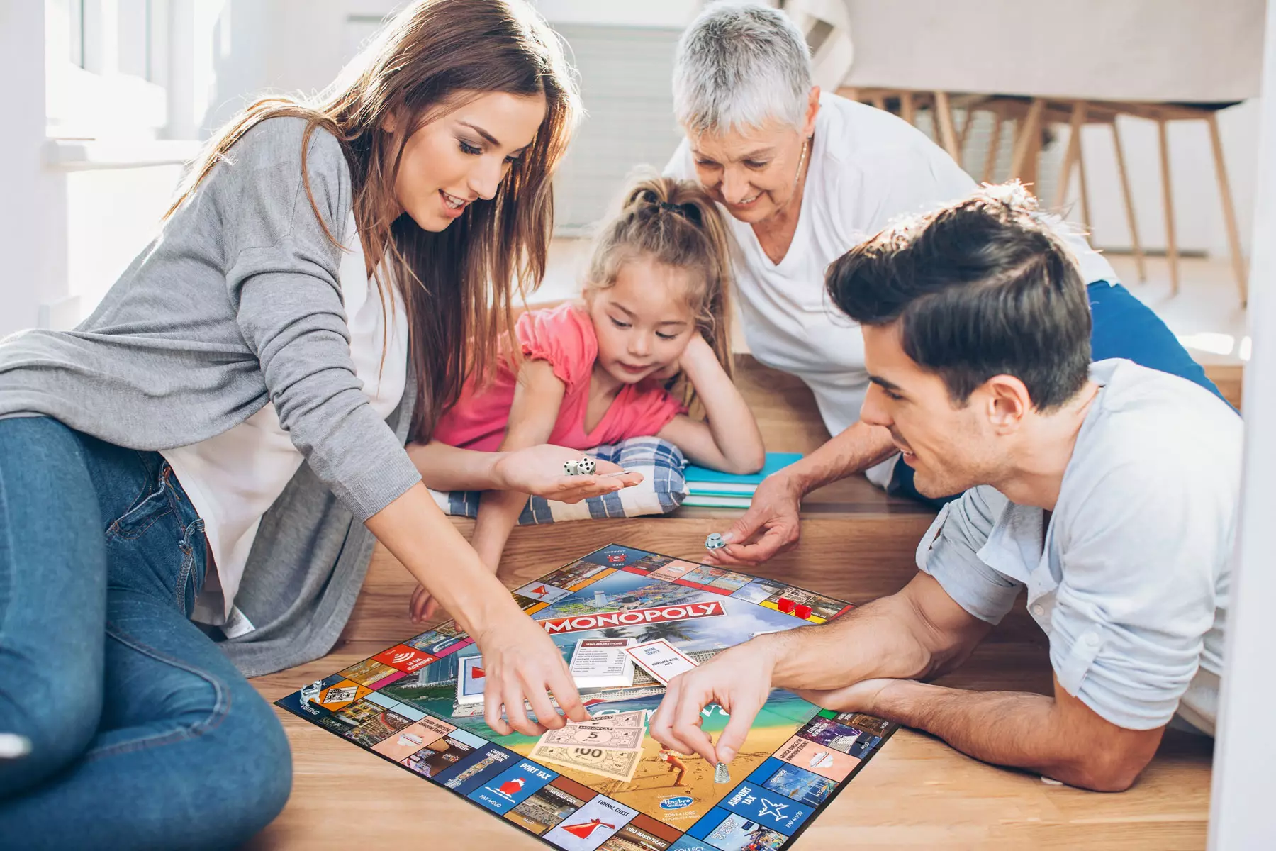 familja playing Monopoly Karnival Fun Edition