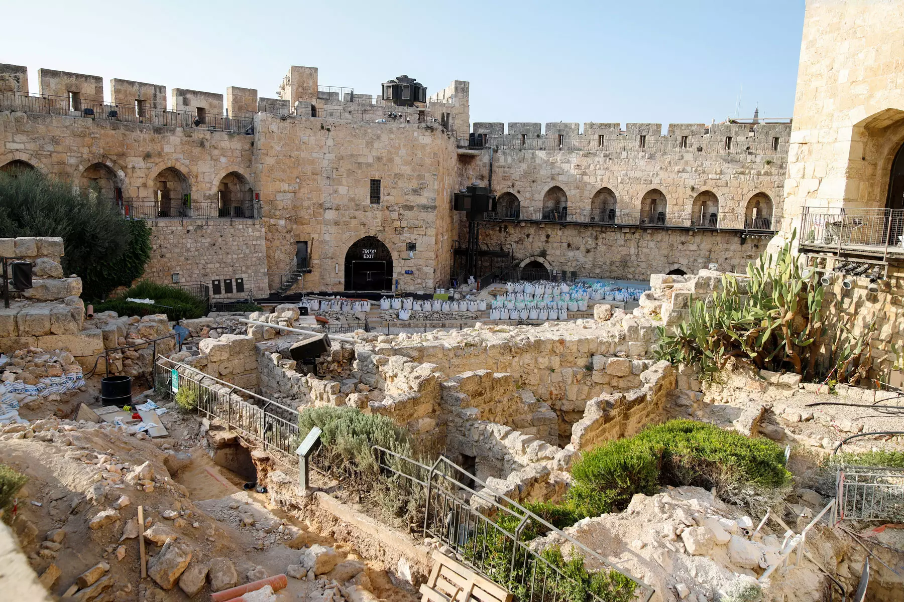 Ehitatavate iidsete müüridega Davidi torn