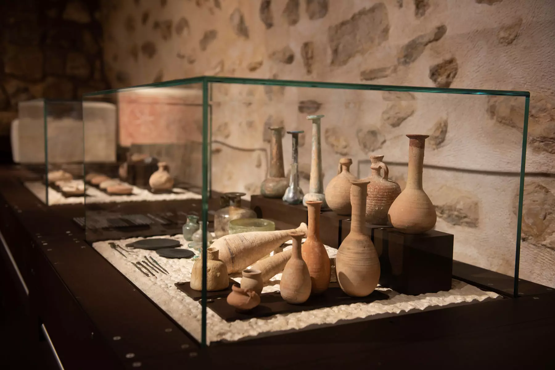 Klaasvitriinis iidsed vaasid Iisraeli muuseumis