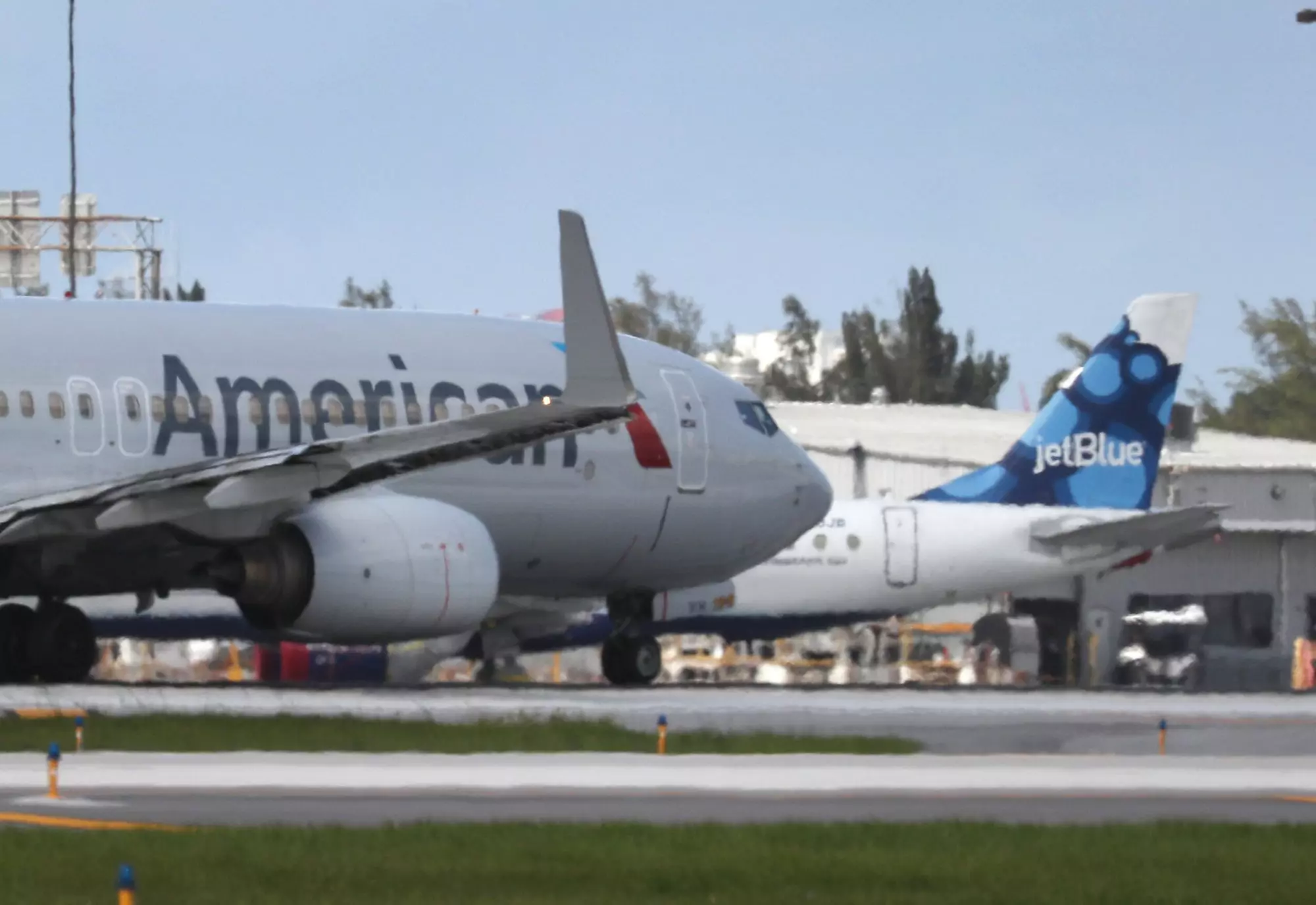 Eitleán American Airlines agus JetBlue