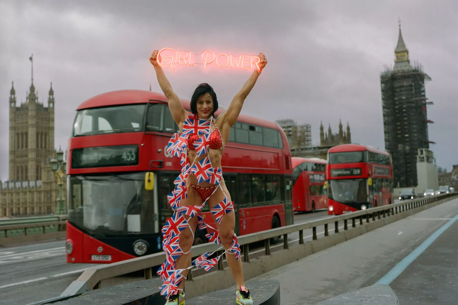 girl power neonreclame samenwerking met Yellowpop en Diet Prada in Londen