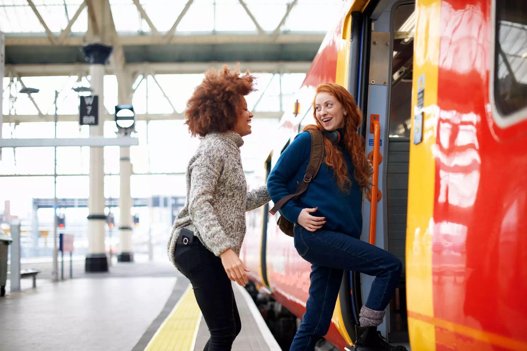 dos mujeres subiendo a un tren