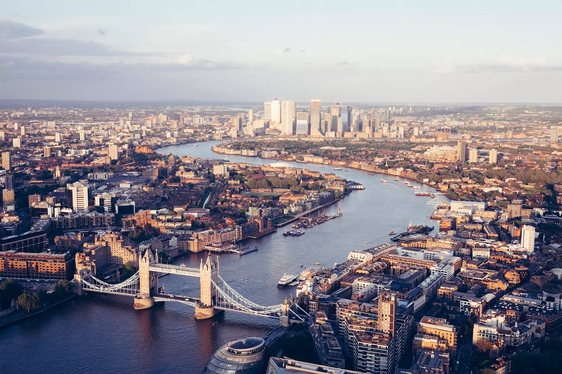 Pemandangan tinggi merentasi latar langit bandar London pada waktu matahari terbenam