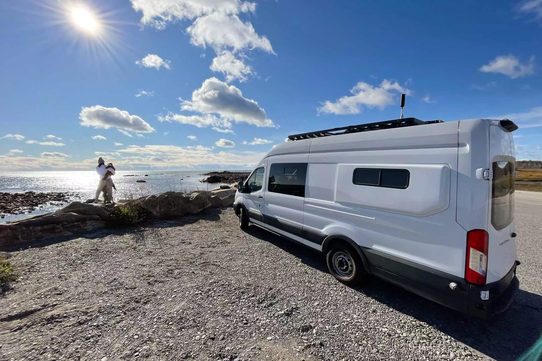 Ọkọ ibudó funfun kan lẹba omi ni Odiorne Point State Park ni New Hampshire