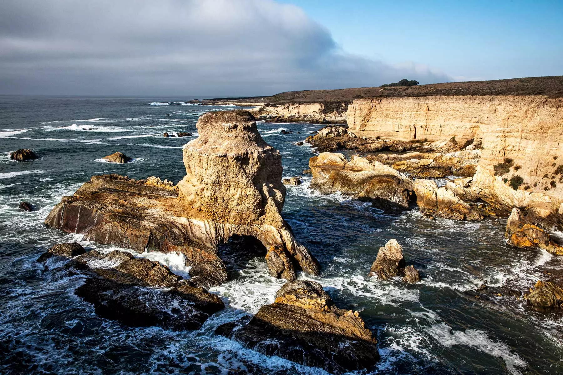 Mapiri a Montaña de Oro's Bluff Trail, ku California