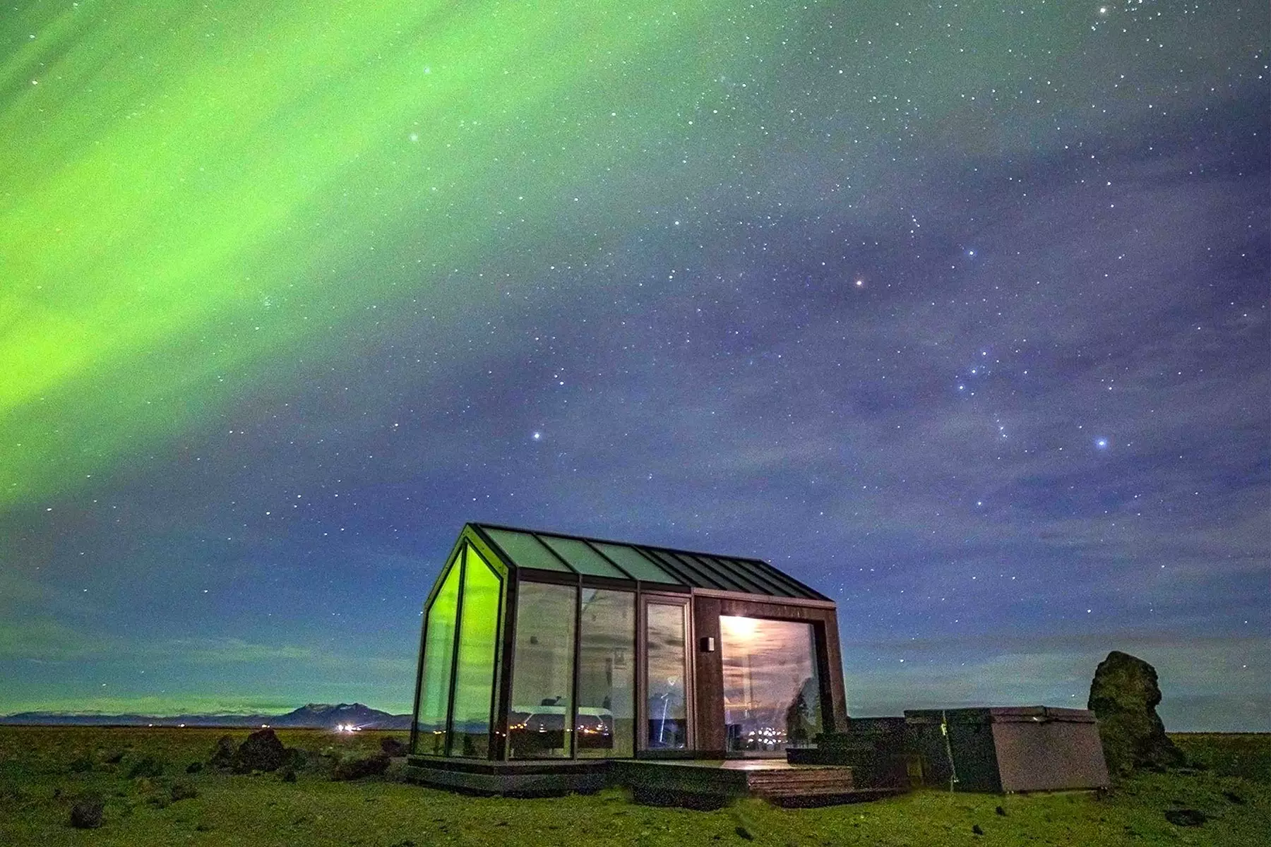 Exterior de la casita de cristal con bañera de hidromasaje