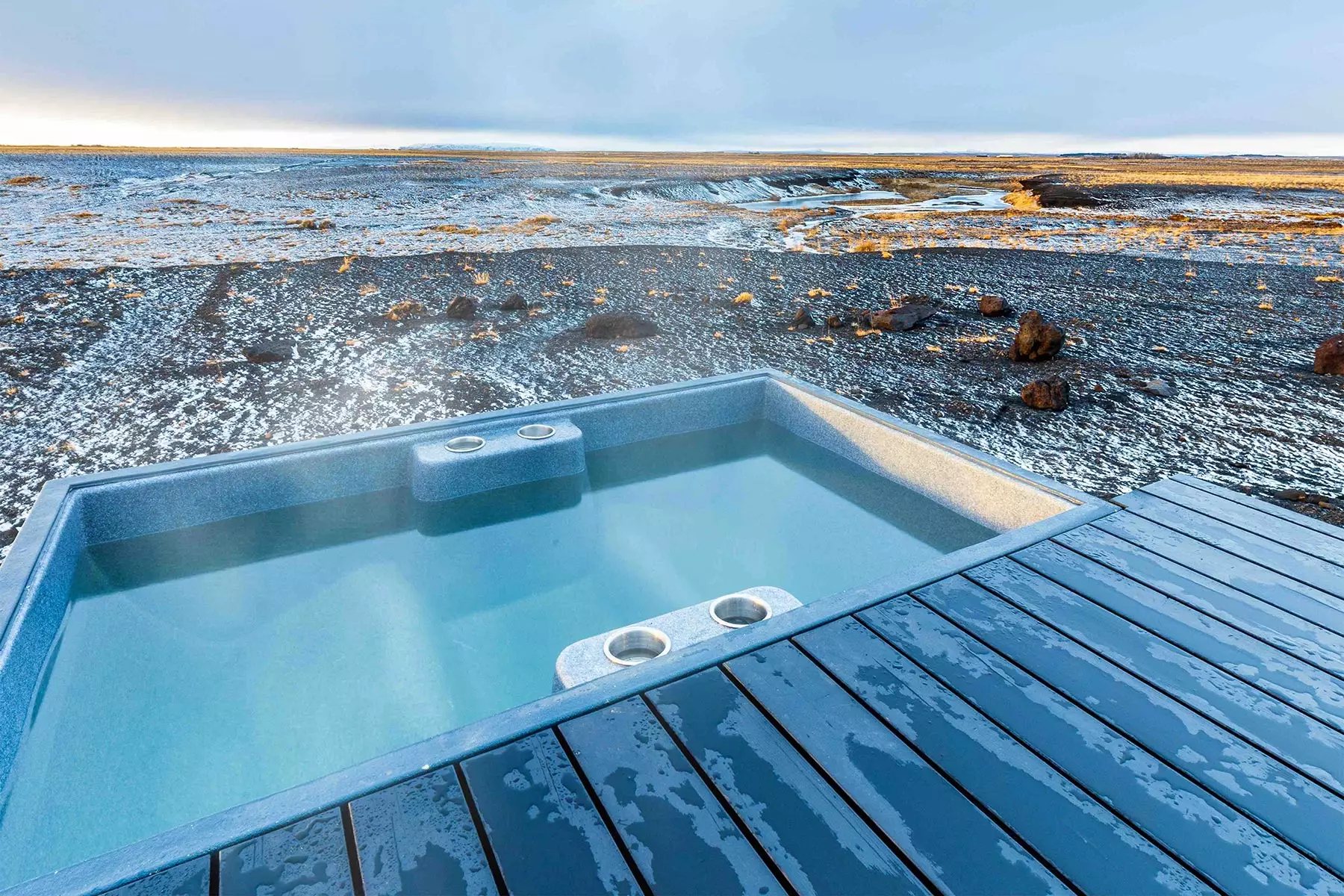 El jacuzzi fuera de la casa de cristal en Islandia