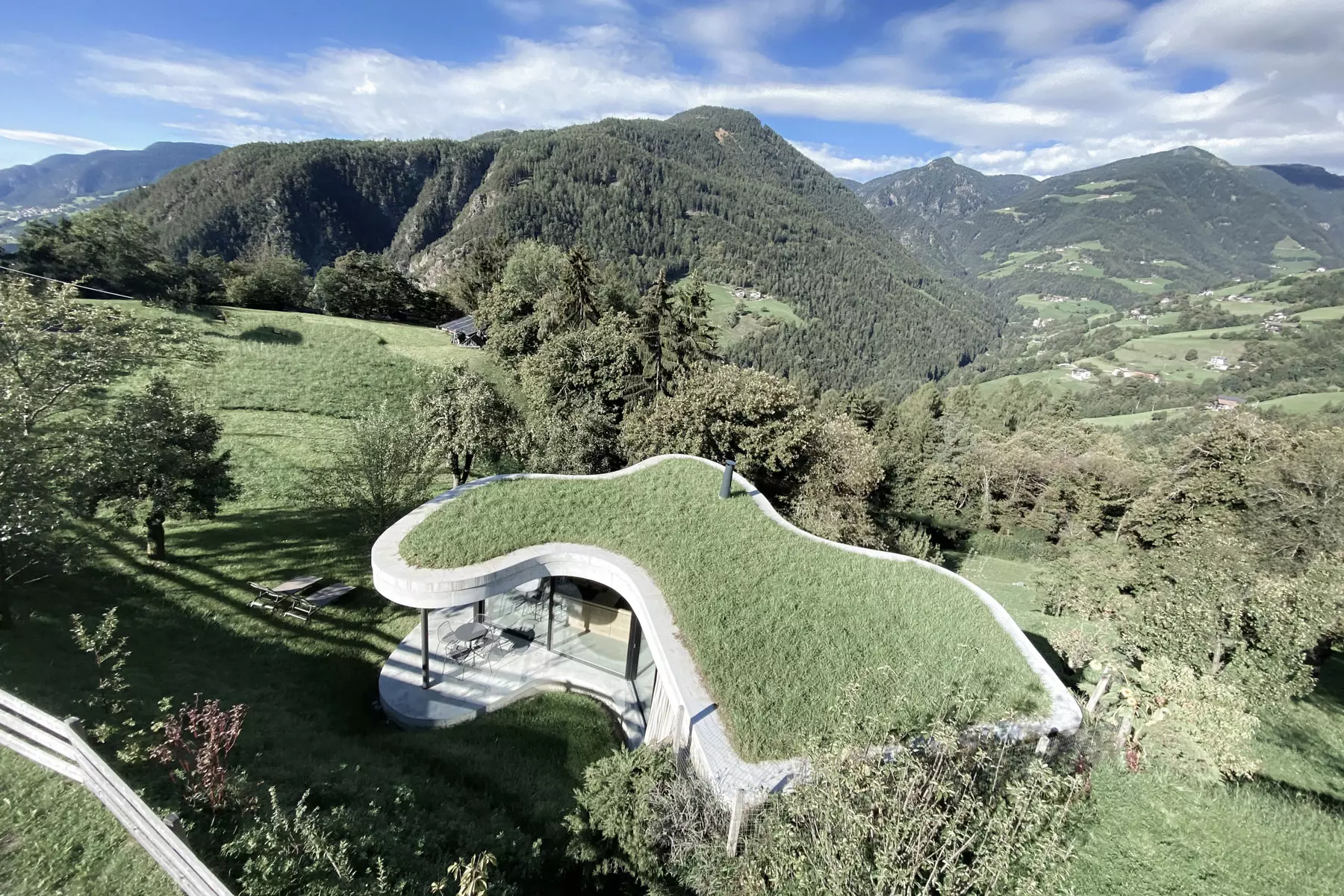 Totogi fale Freiform ma vaaiga mauga i South Tyrol, Italia