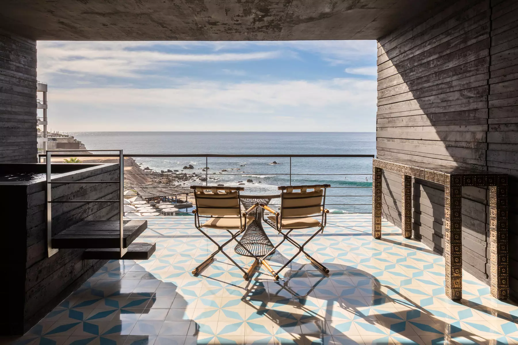 chaises sur terrasse extérieure avec piscine privée donnant sur l'océan