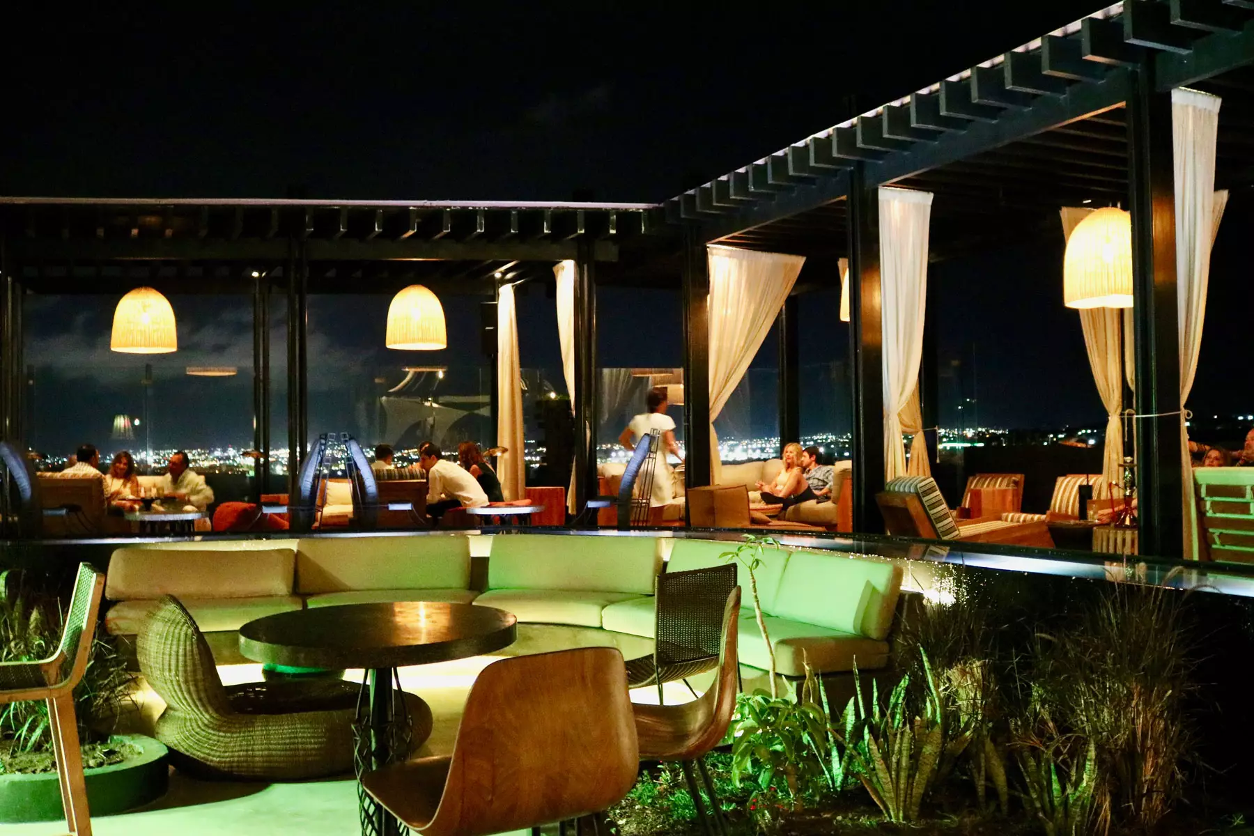 Bar rooftop karo kursi lounge ing The Cape