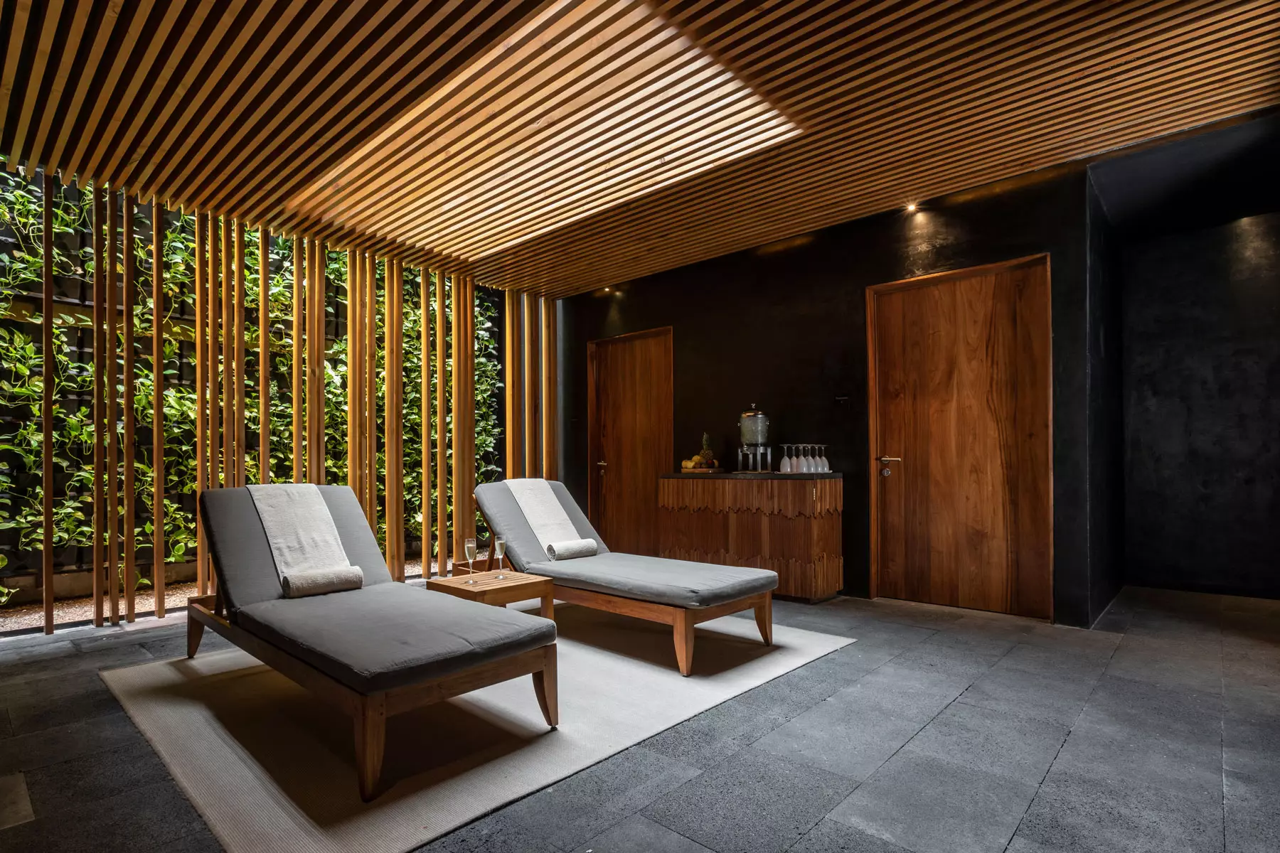 Le spa du Cap avec panneaux de bois et fauteuils