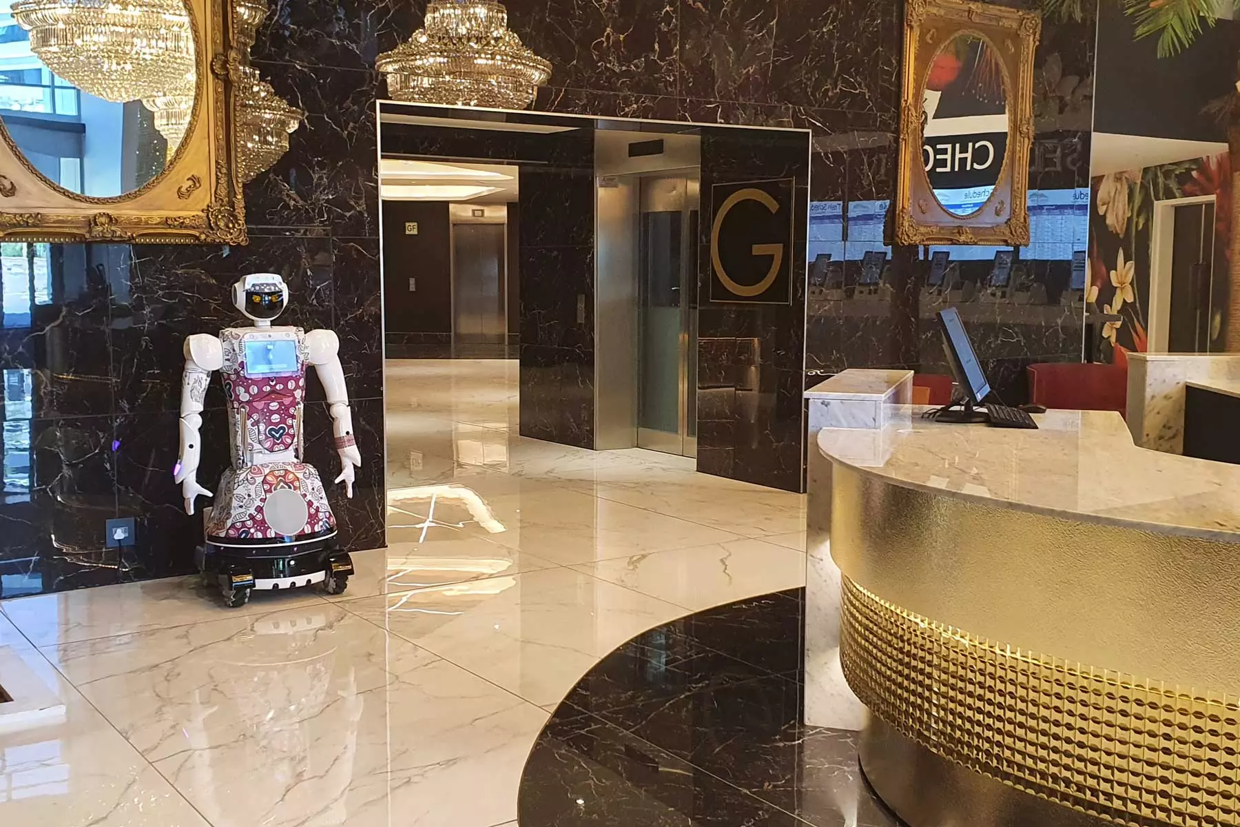 Hotel Sky'ın lobisinde personel robotu