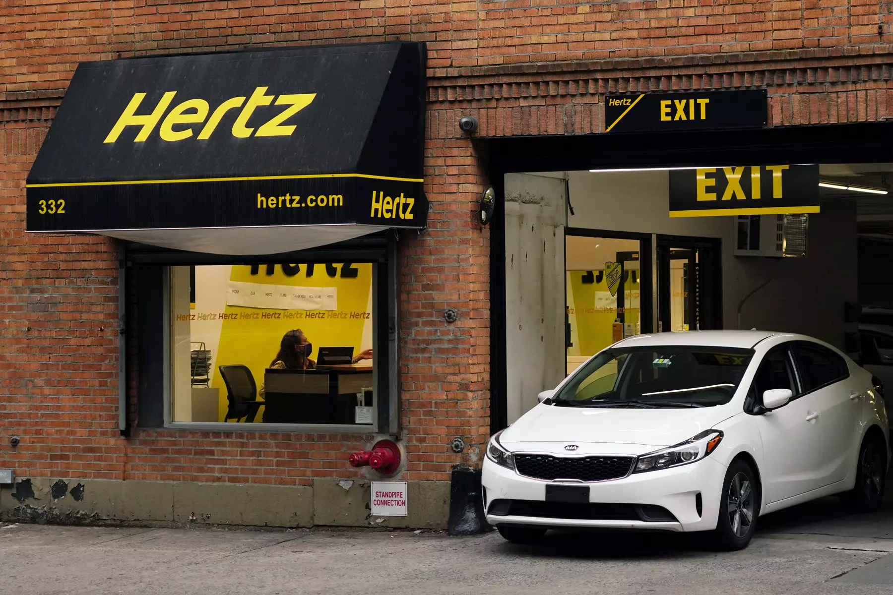 Hertz Car Rental şirkətinin xarici görünüşü