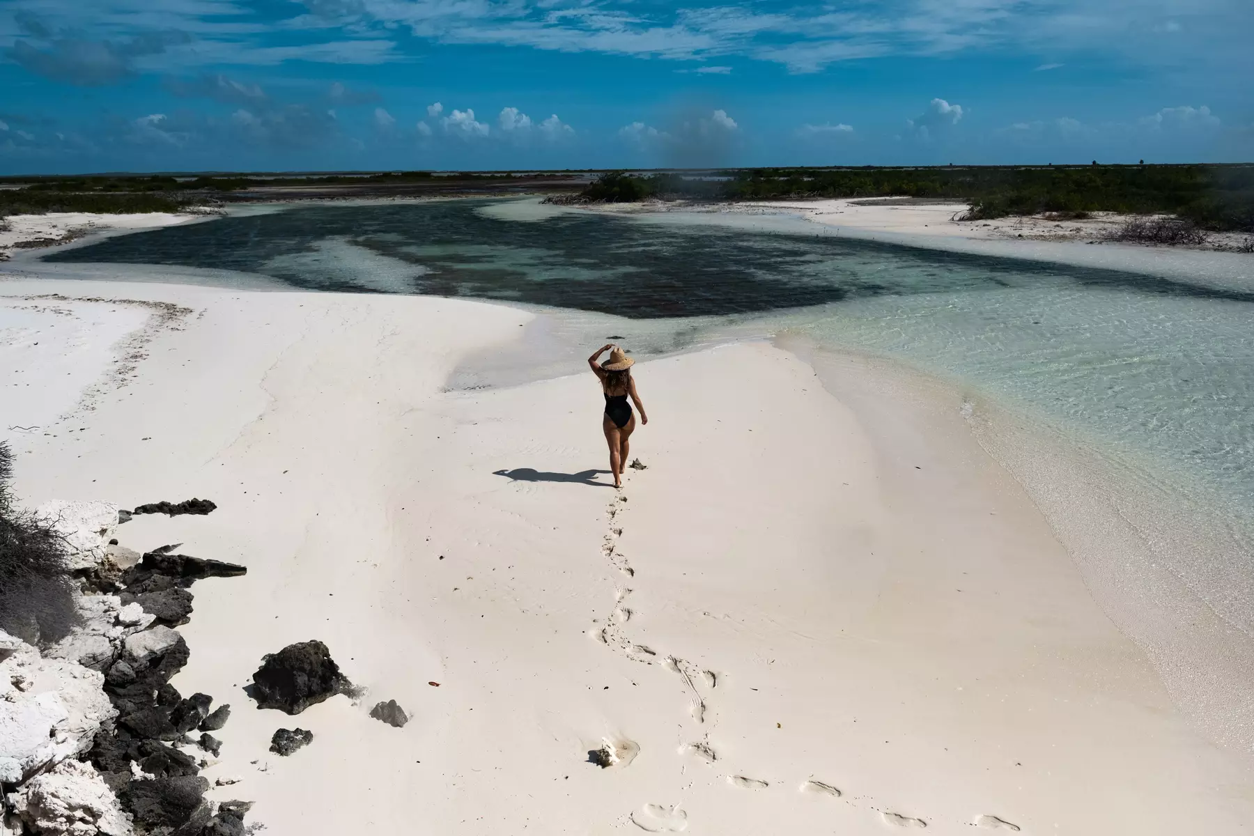 Mga talan-awon sa mga baybayon, dagat ug villa sa Turks ug Caicos sa panahon sa Covid-19