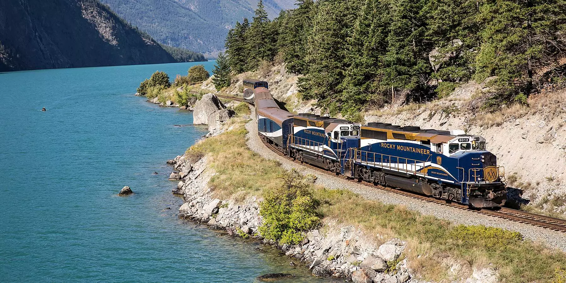 Este tren con cúpula de vidrio a través de las Montañas Rocosas canadienses ofrece ascensos de clase gratuitos a todos los pasajeros que reserven, a partir de mañana