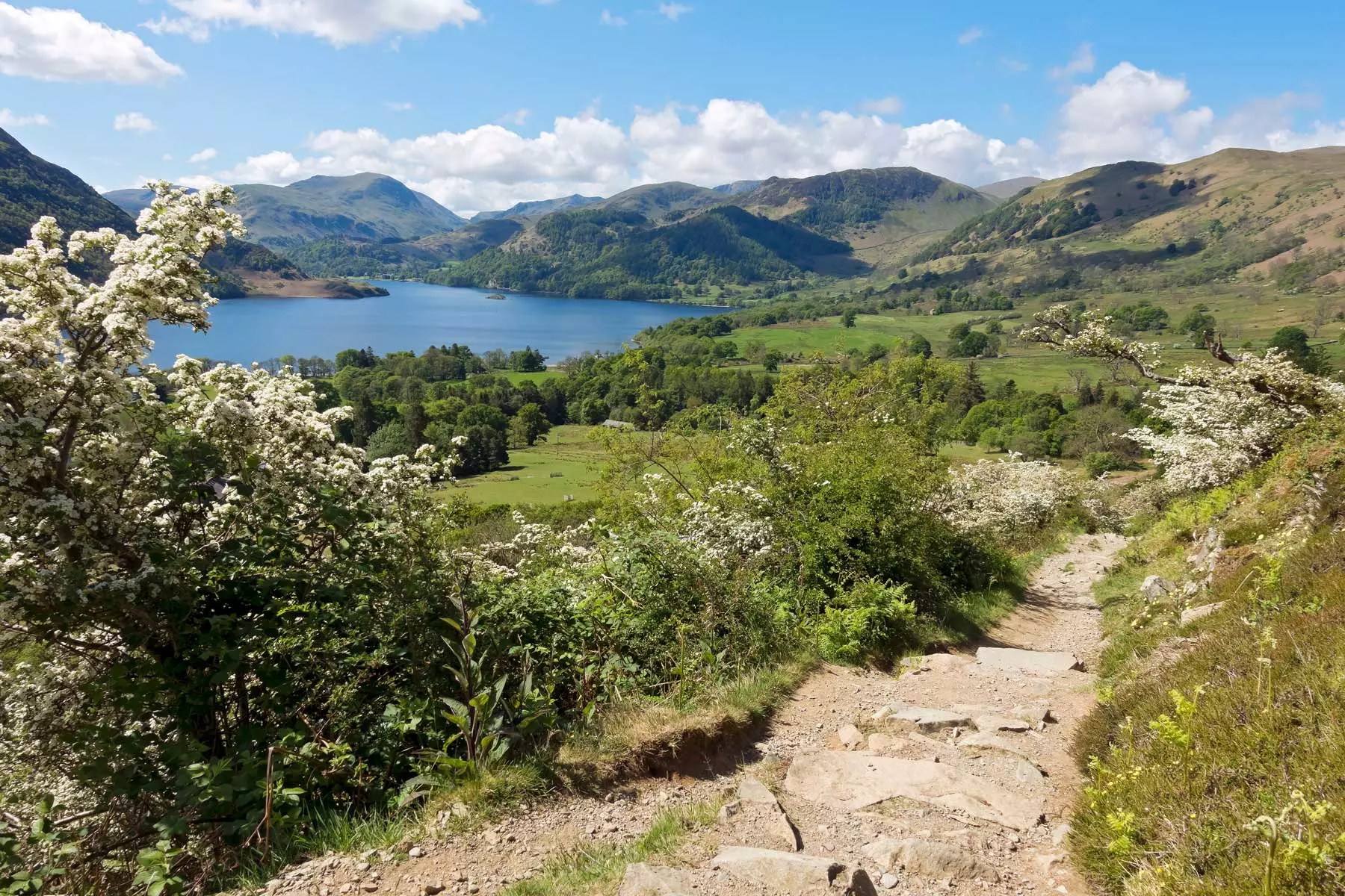 Footpath ti Gowbarrow turun ka Ullswater on Ullswater Way di Lake District Taman Nasional.