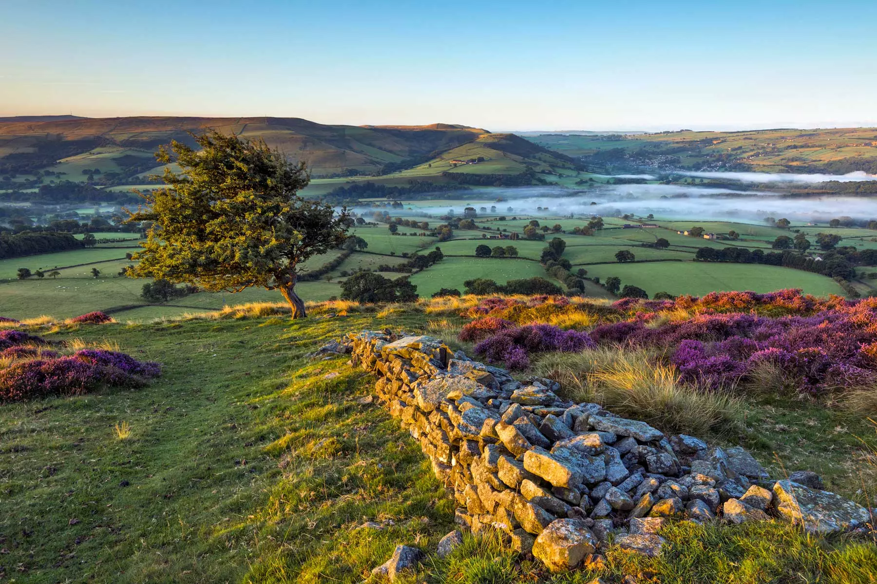 Ranný pohľad na Peak District, Hope valley, Anglicko.