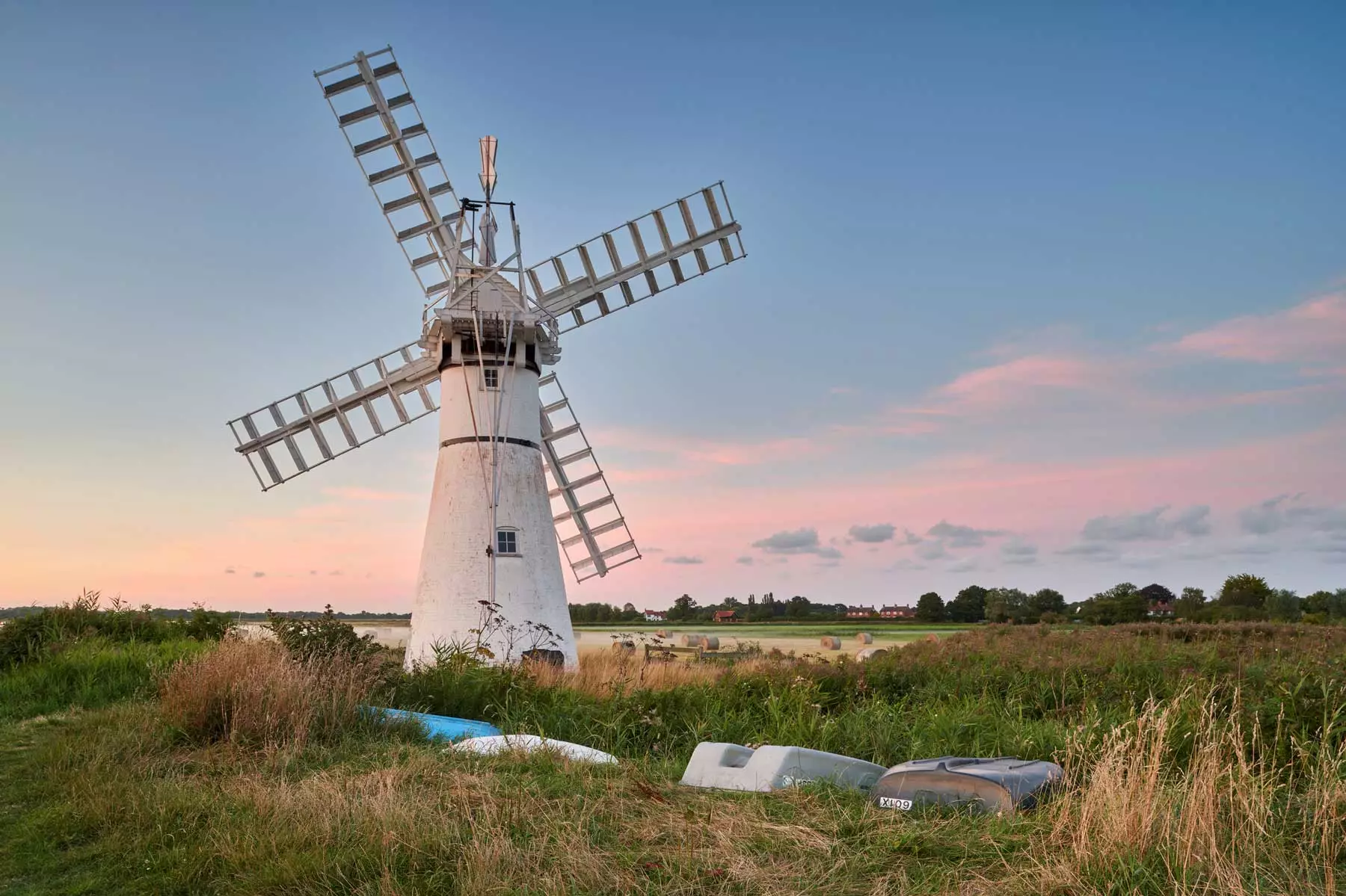 Majira ya joto kwenye Mbuga ya Kitaifa ya Norfolk Broads kwenye Pampu ya Mifereji ya Mifereji ya Thurne Dyke