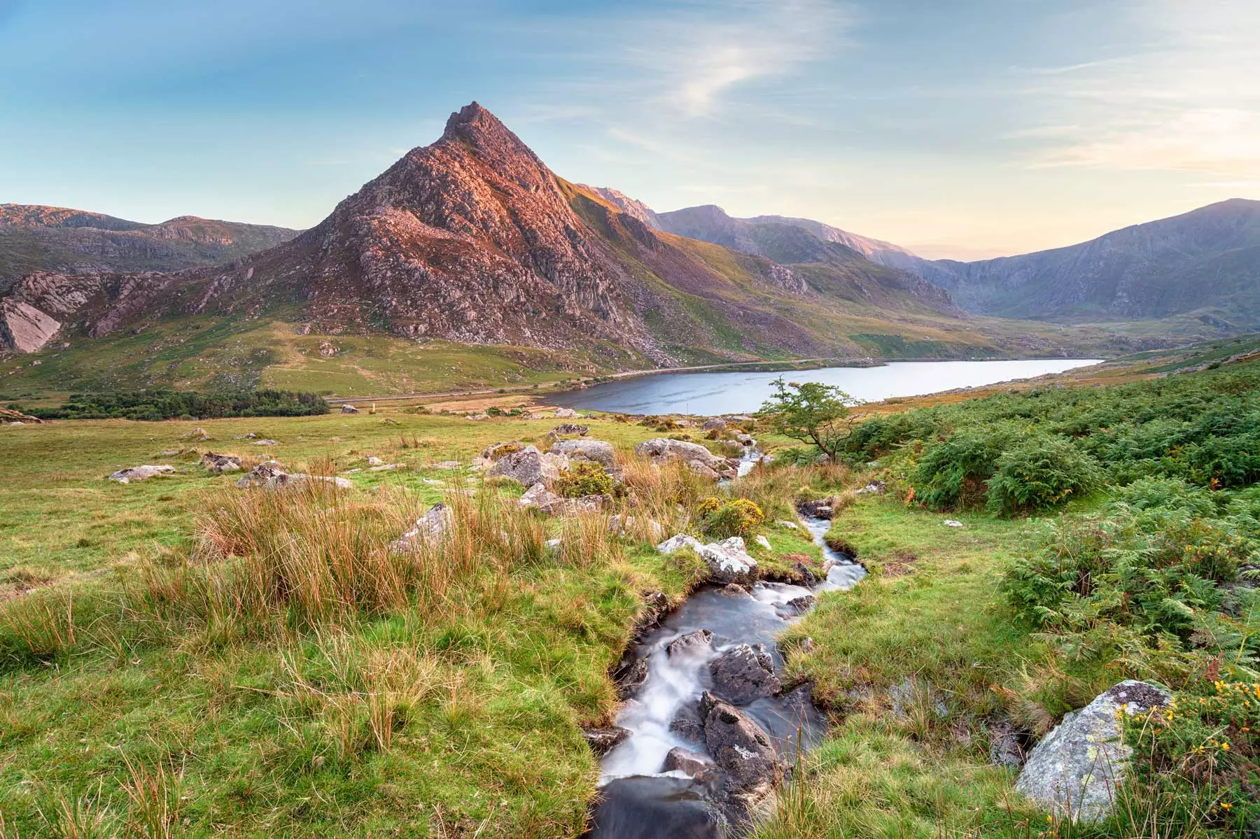 Mwangaza wa jioni kwenye Mlima Tryfan juu ya Llyn Ogwen katika Mbuga ya Kitaifa ya Snowdonia huko Wales