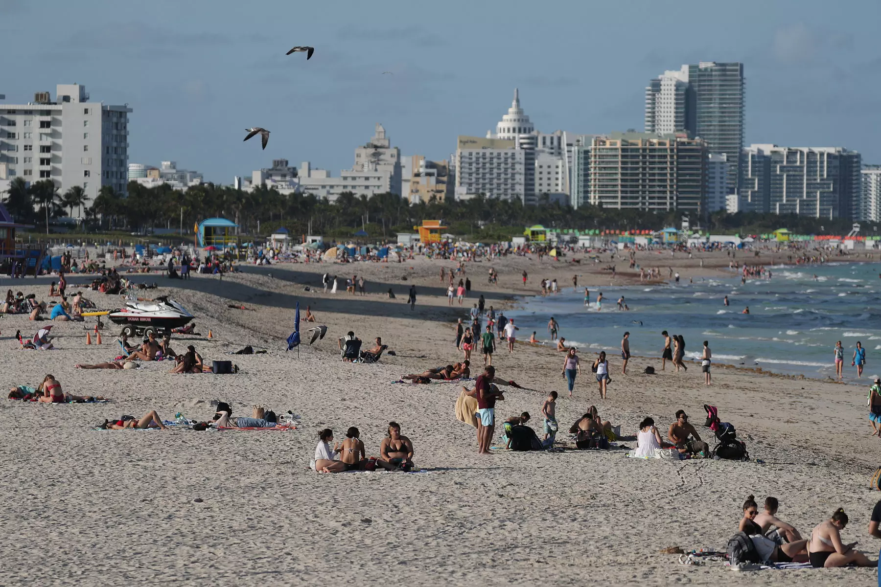 Florida shtatining Mayami shahridagi plyaj sayyohlari