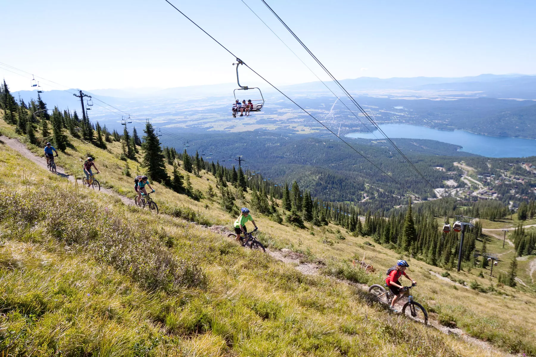 Fianakaviana iray mitaingina bisikileta any Whitefish, Montana.