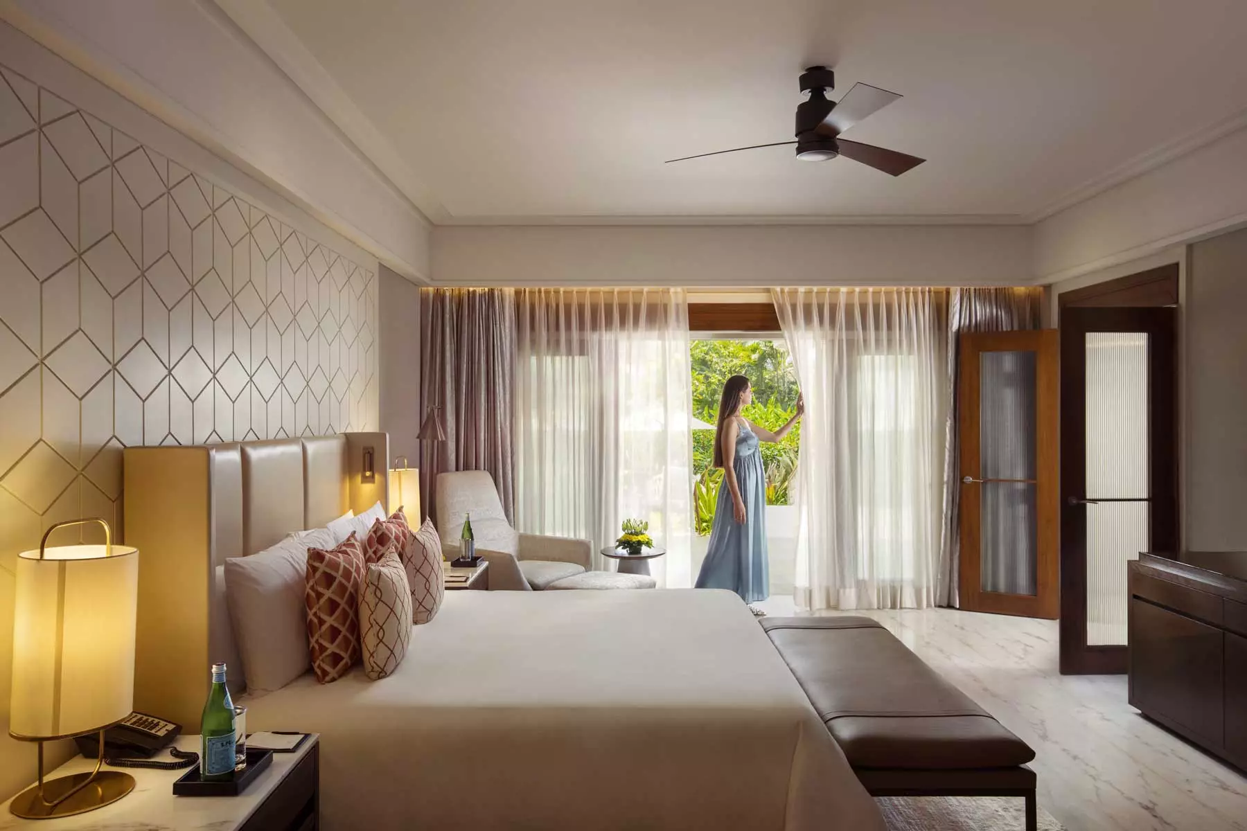 امرأة في غرفة فندق في Leela Palace Goa. تم التصويت على ليلا كأفضل علامة تجارية للفنادق في العالم