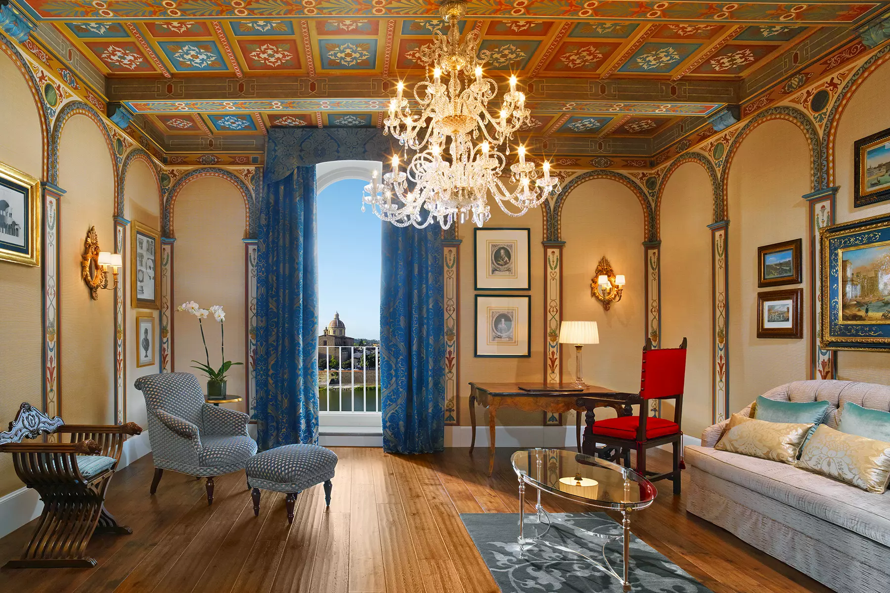غرفة المعيشة بالجناح الملكي Gioconda في فندق سانت ريجيس فلورنس