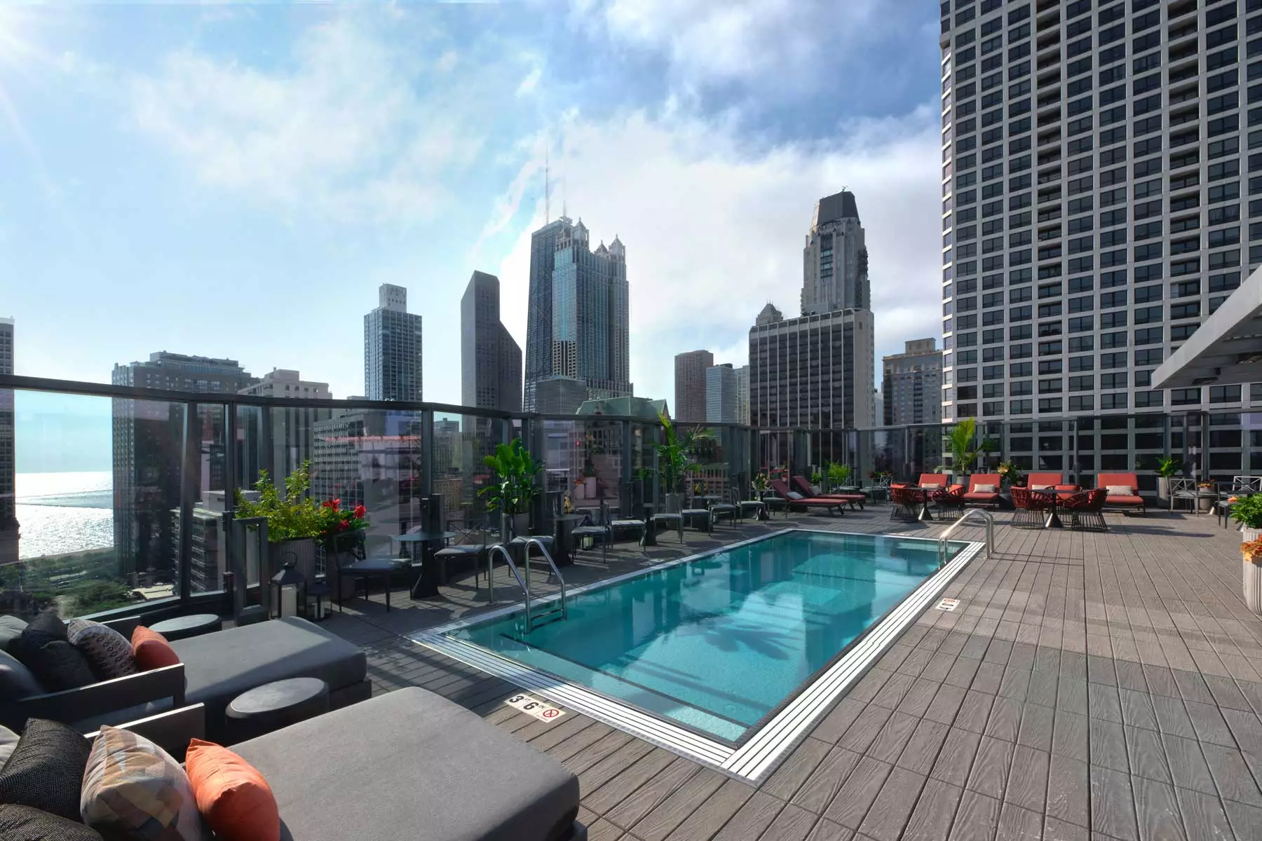 تم التصويت على المسبح في فندق Viceroy Chicago كأحد أفضل فنادق المدينة في الولايات المتحدة