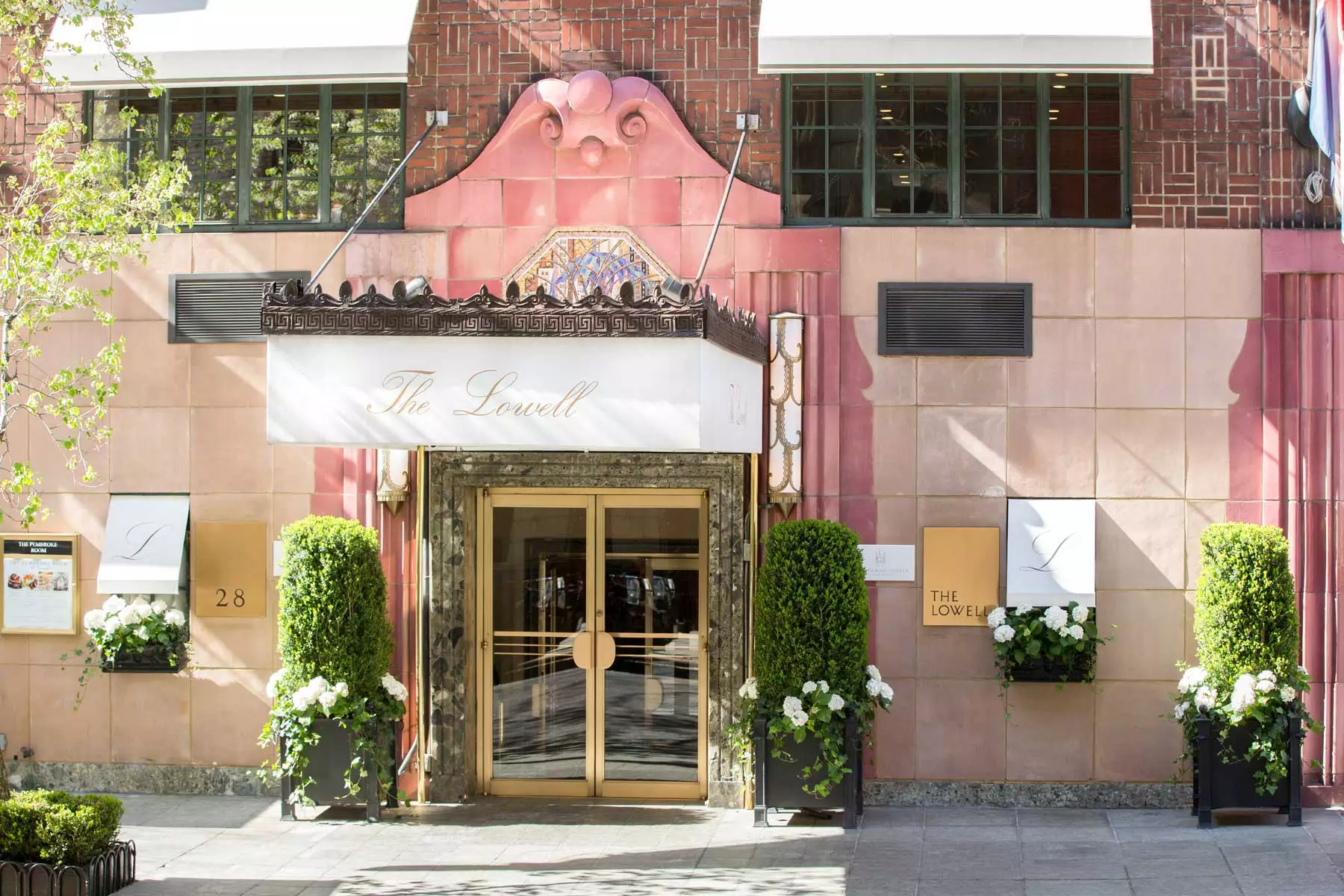 Intrarea cu gresie roz din The Lowell, votată drept unul dintre cele mai bune hoteluri din New York