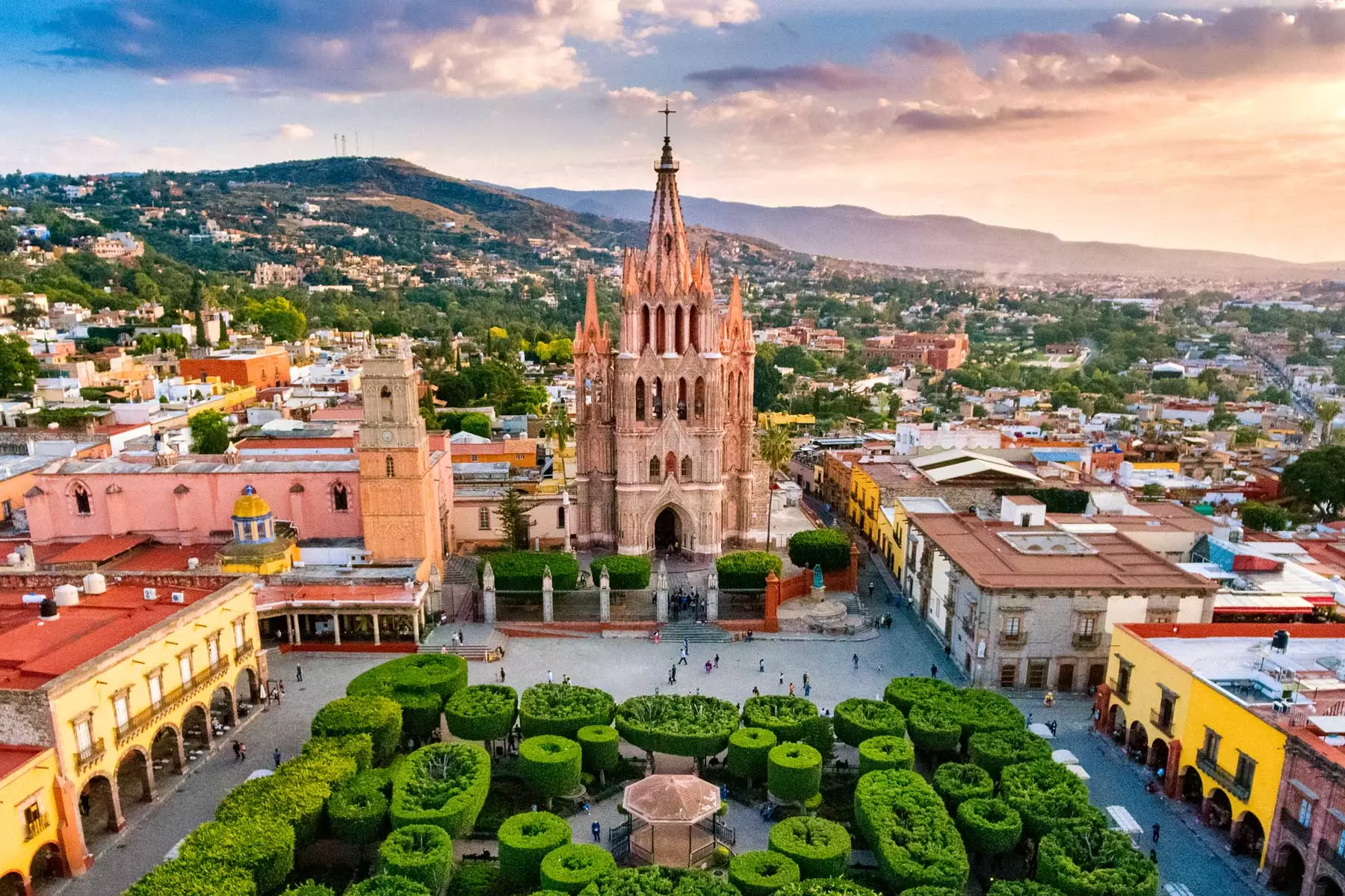Vedere aeriană a grădinilor și a bisericii din San Miguel de Allende, Mexic, votat cel mai bun oraș din lume