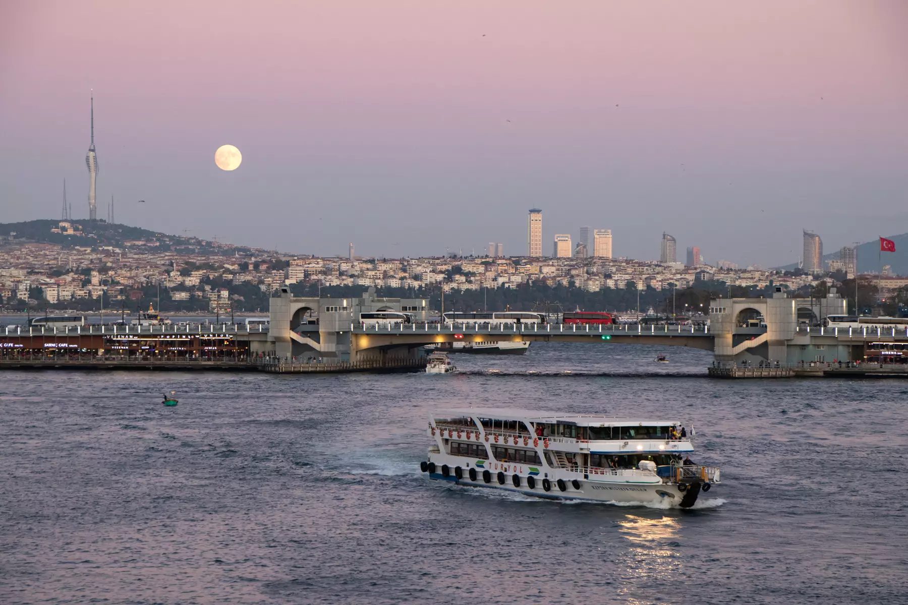 طلوع القمر في اسطنبول كما تراه من القرن الذهبي