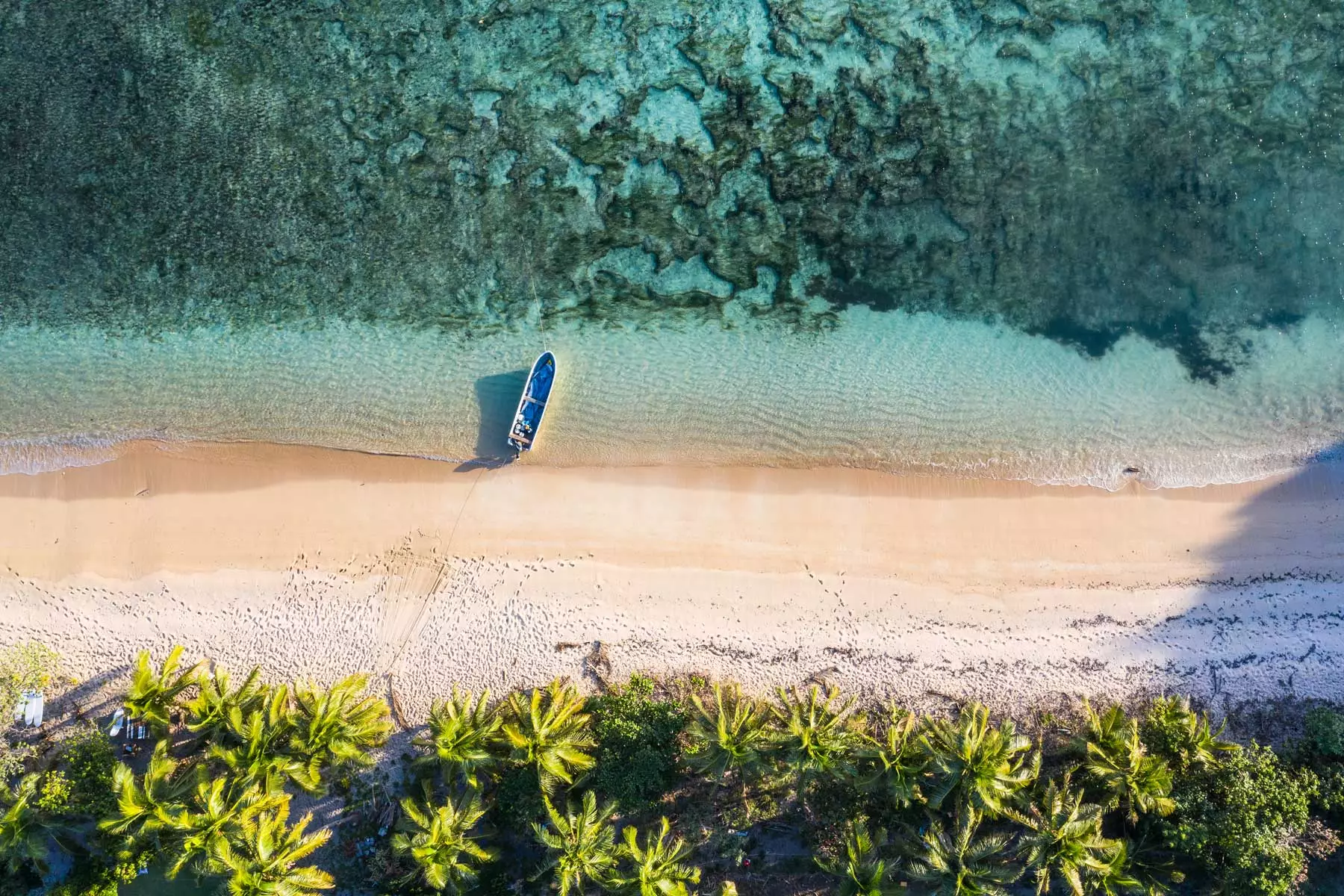 Vedere cu dronă a unei bărci, a unei plaje și a unui recif de corali din Fiji