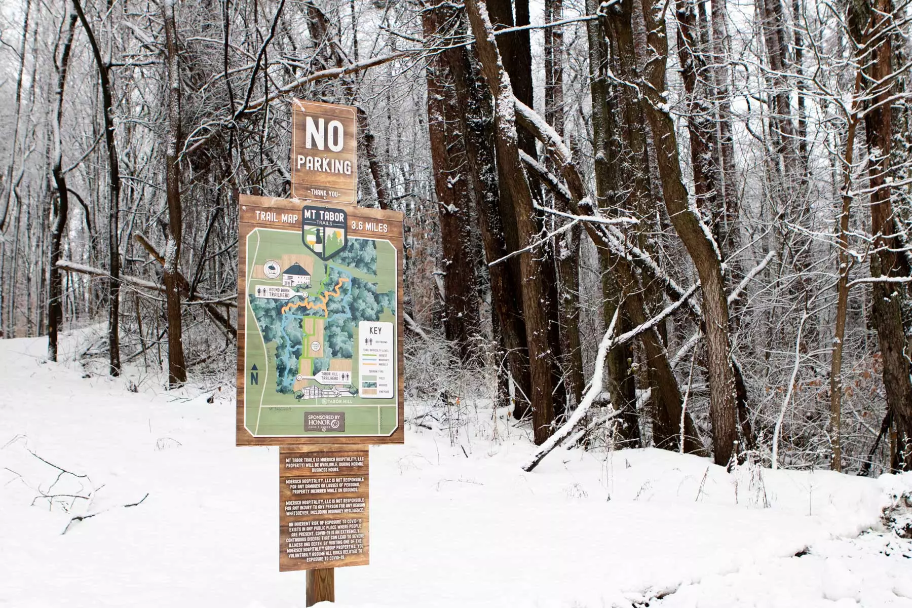 Sneachta geimhridh agus an léarscáil rian do Mt Tabor Trail i Michigan