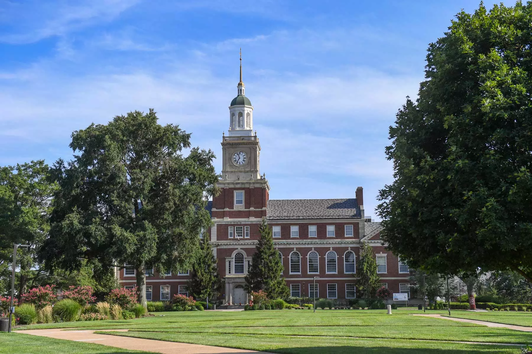 Eksterior Universitas Howard pada hari yang cerah dan indah