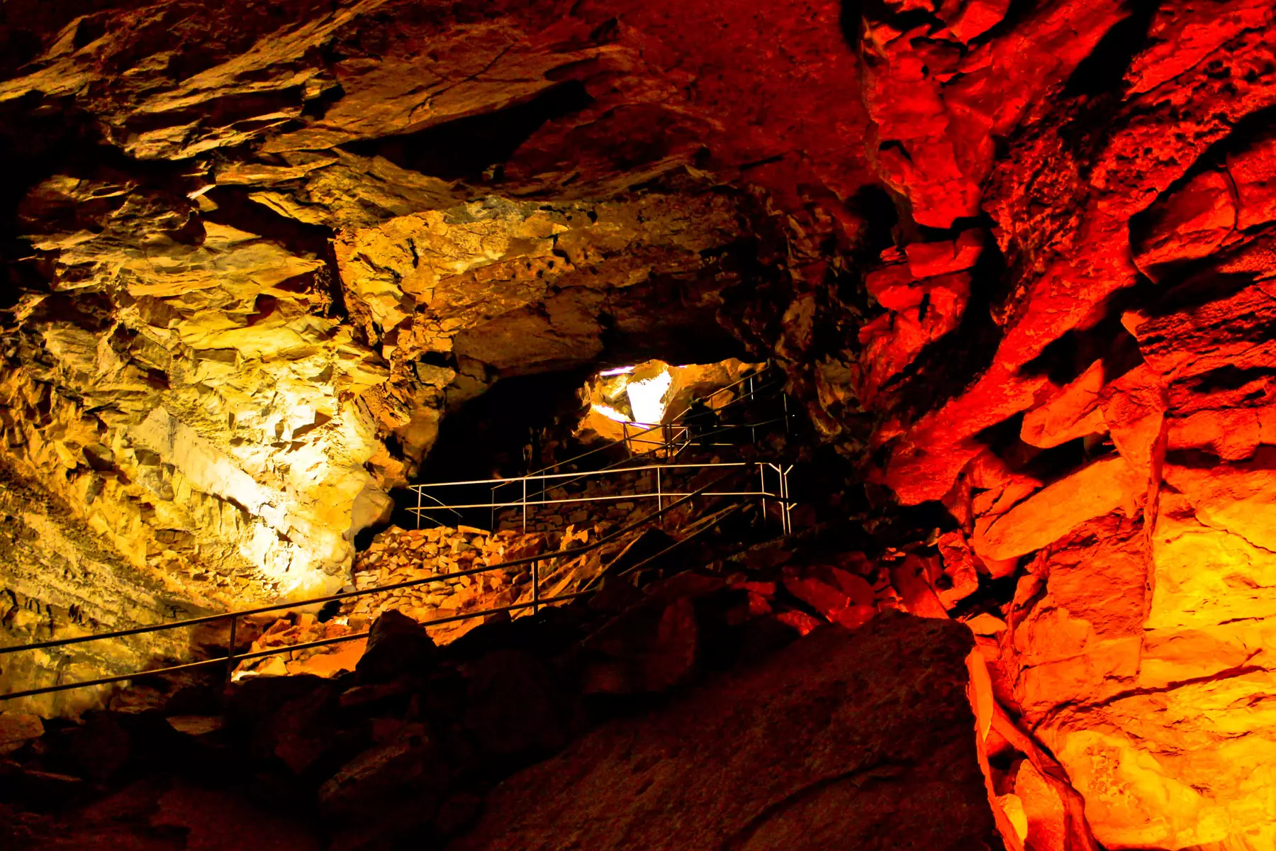 gele en rode lichten in grot