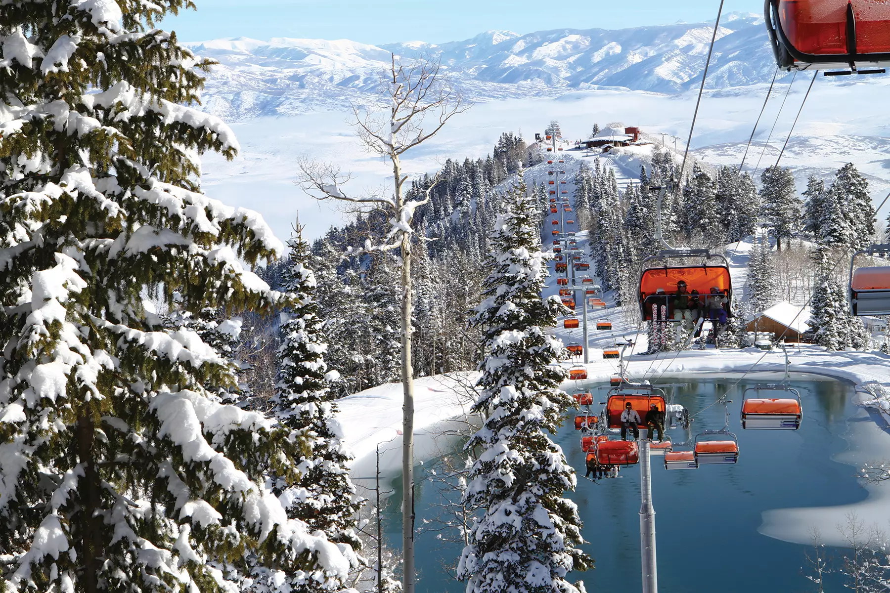 Slikovit pogled na gondole nad alpskim jezerom