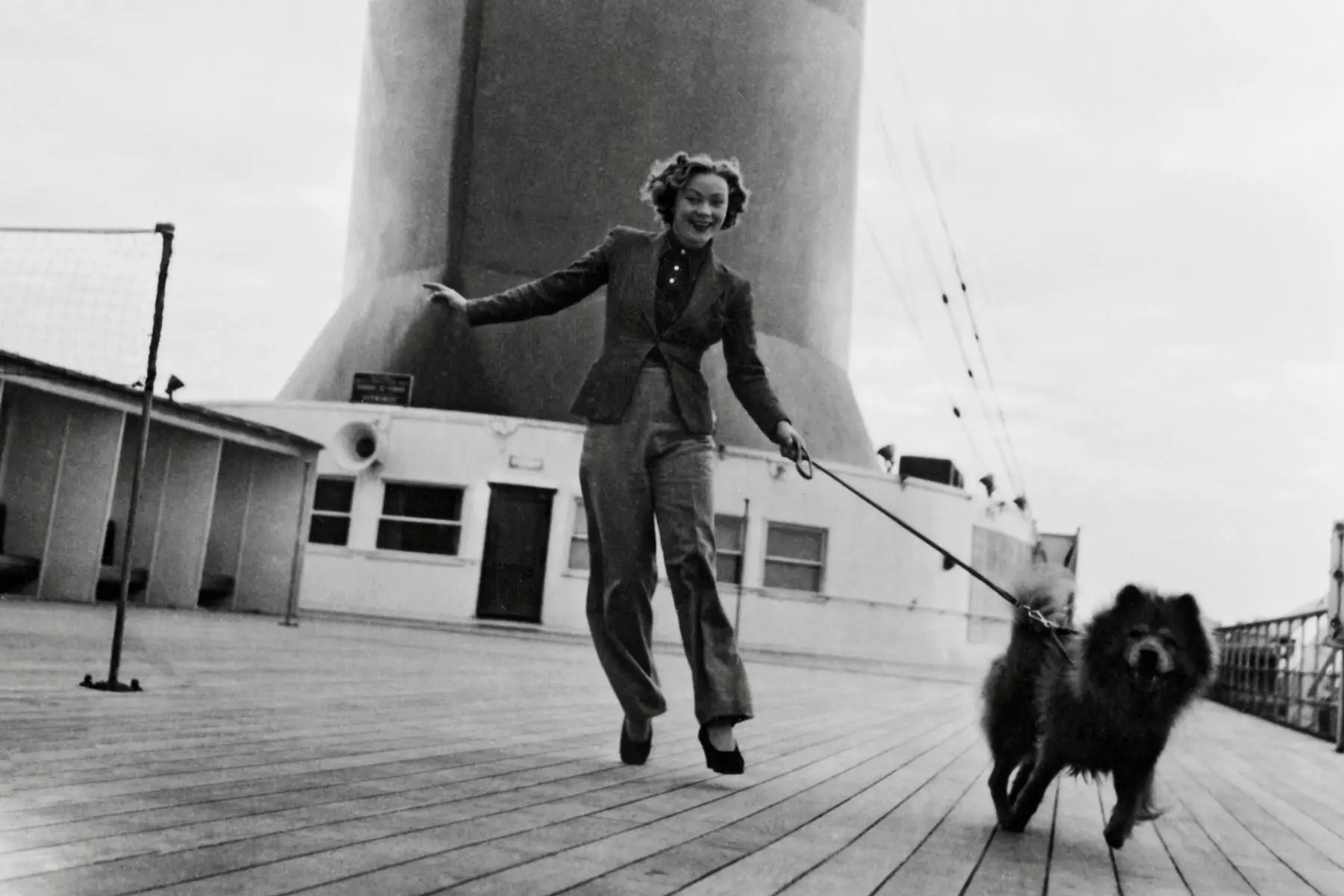 Vintage foto van vrouw wandelende hond op schip