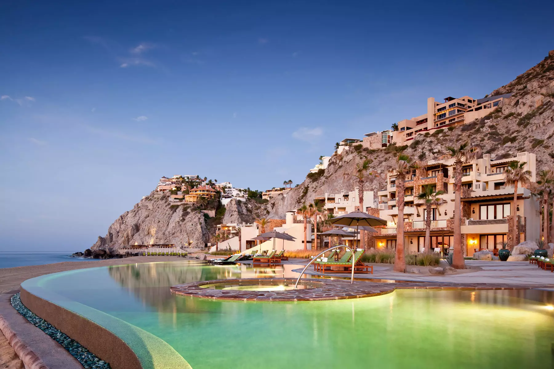 Waldorf Astoria Cabo swembad by see met hotel ingebou in krans