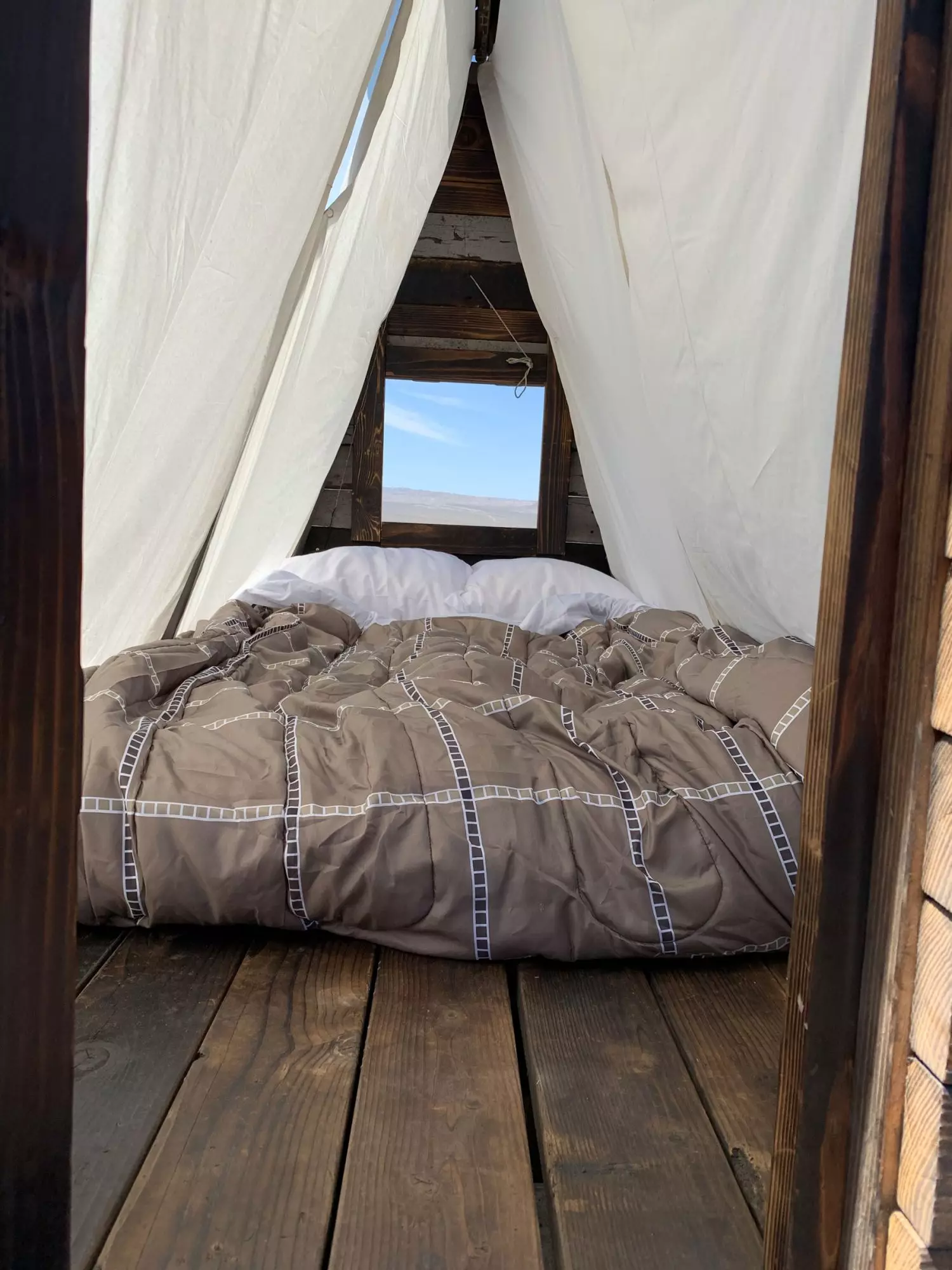 Volcanic Off-Grid Log Cabin Airbnb li Newberry Springs, California