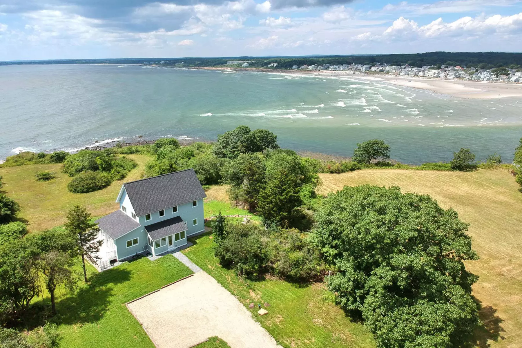 Exteriör av huset på stranden bluff med gräsbevuxen gård