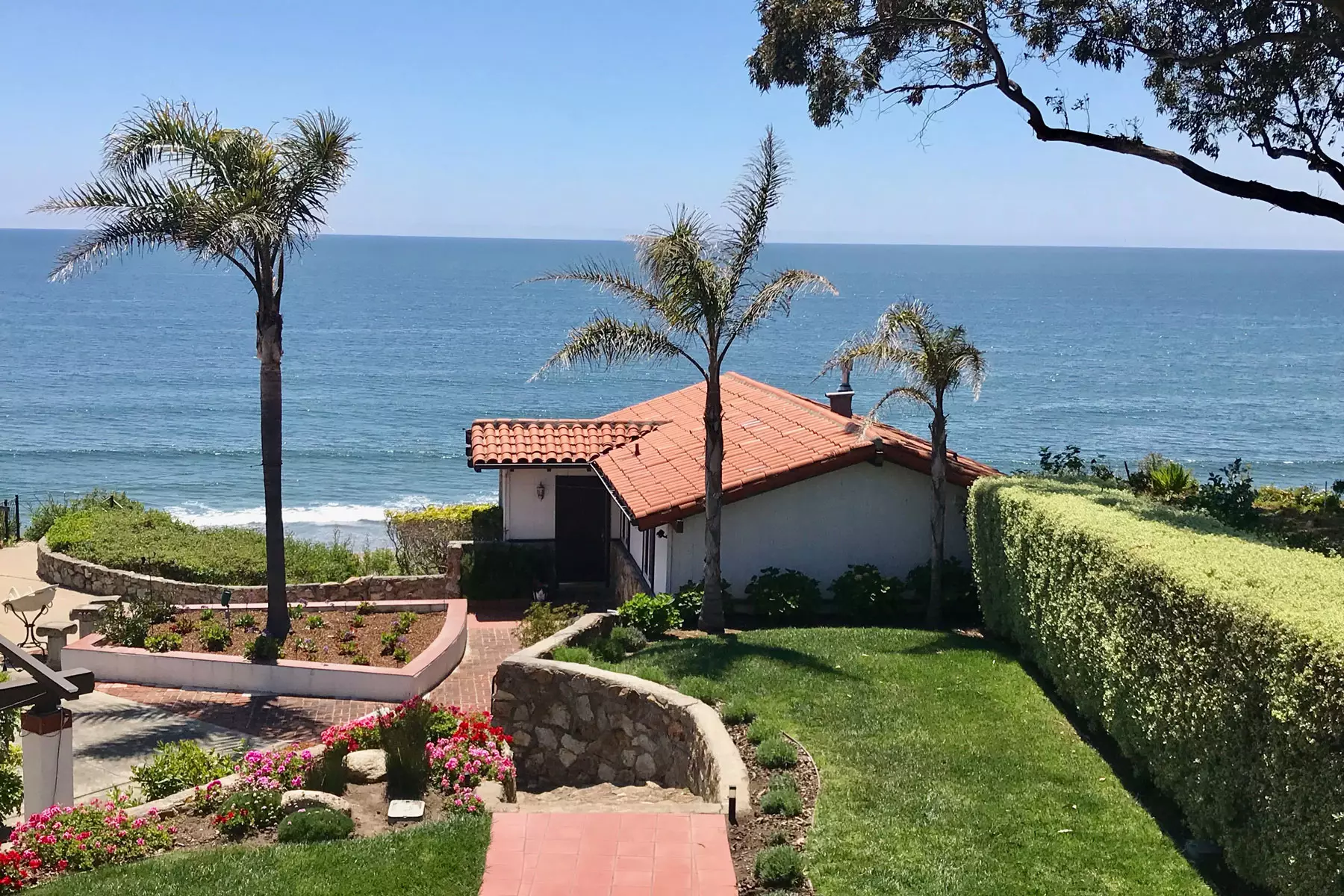 Exterior de la casa de platja amb teulada de teula vermella