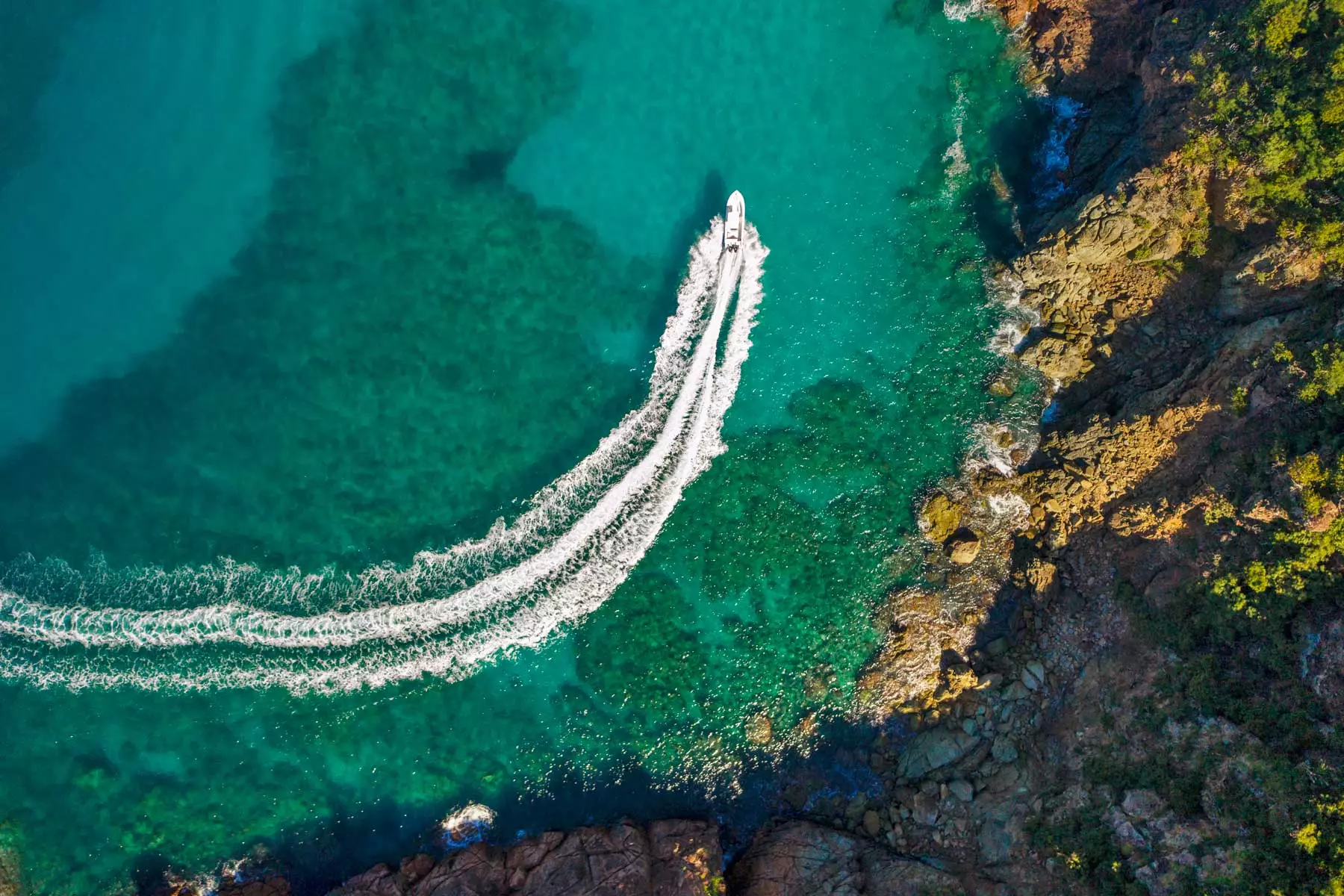 Doonta dheeraysa waxay ka tagtaa dariiqa biyaha cad ee biyaha turquoise ee ka baxsan xeebta dhagaxa ah ee Guana Island