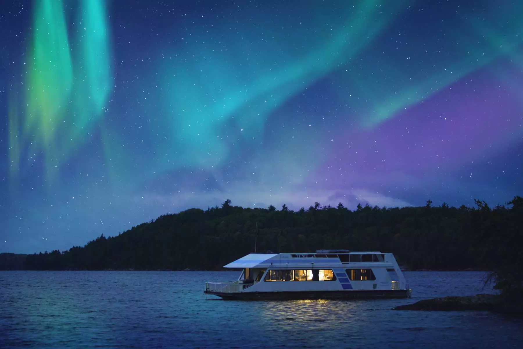 Uma casa flutuante no lago em Minnesota sob a aurora boreal