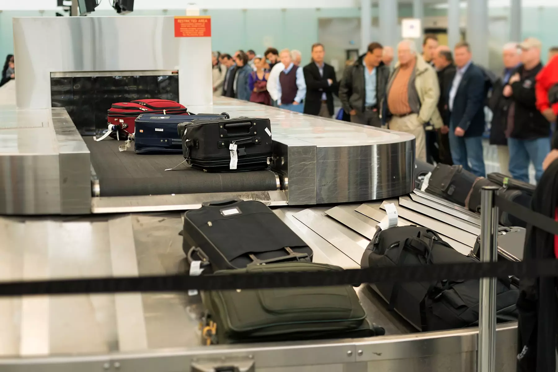 baggage claim conveyor op Philadelphia International Airport