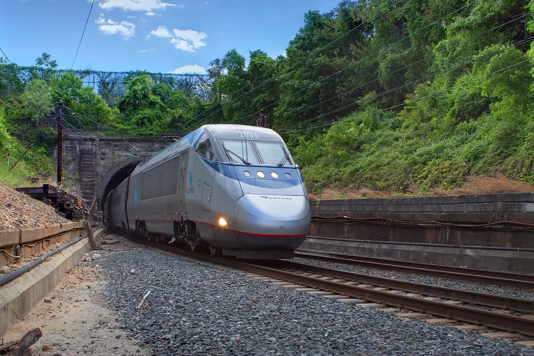 Sepur Acela metu saka B&P Tunnel ing Baltimore.