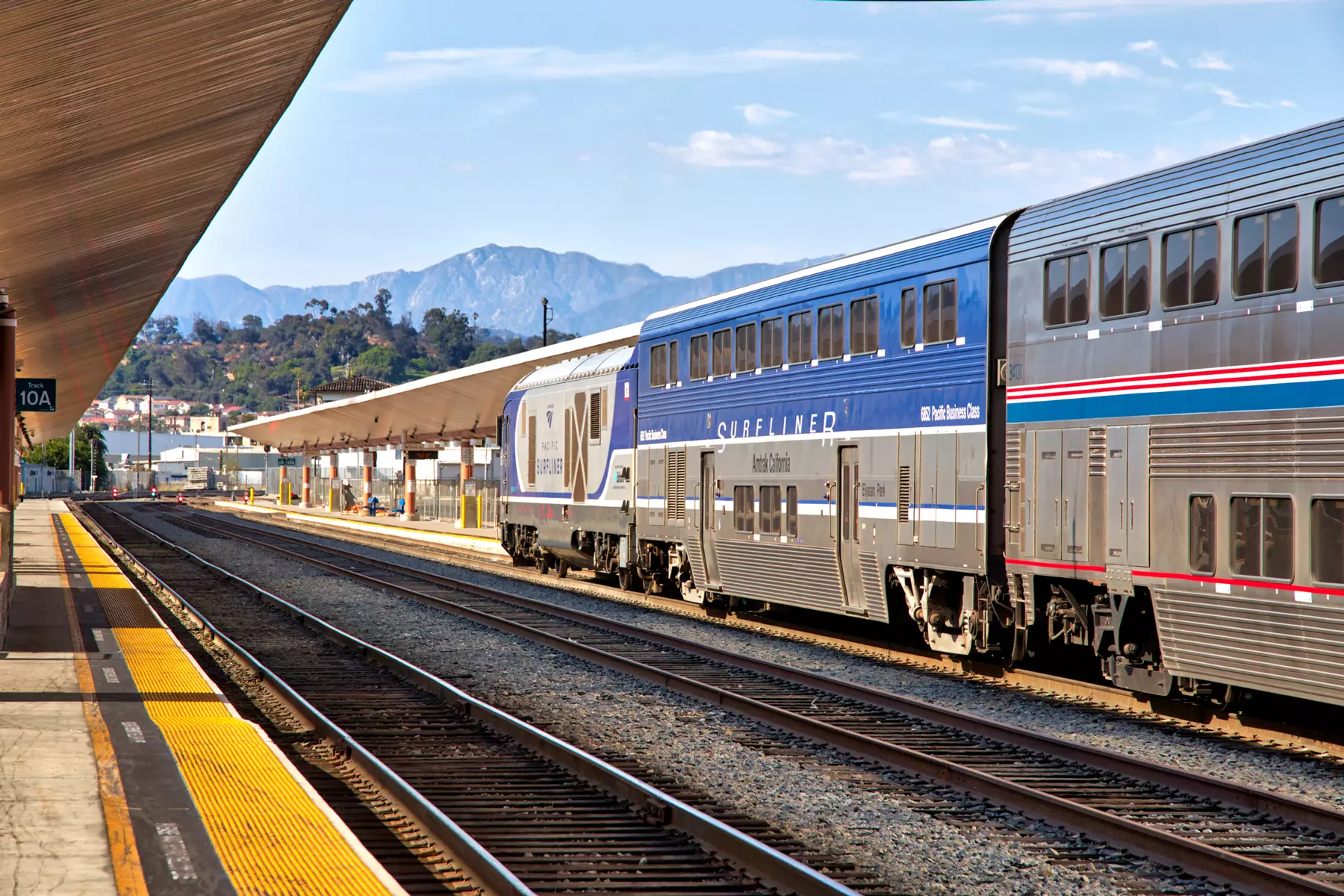 Amtrak Pacific Surfliner-tåget avgår från Los Angeles Union Station, på väg mot San Diego